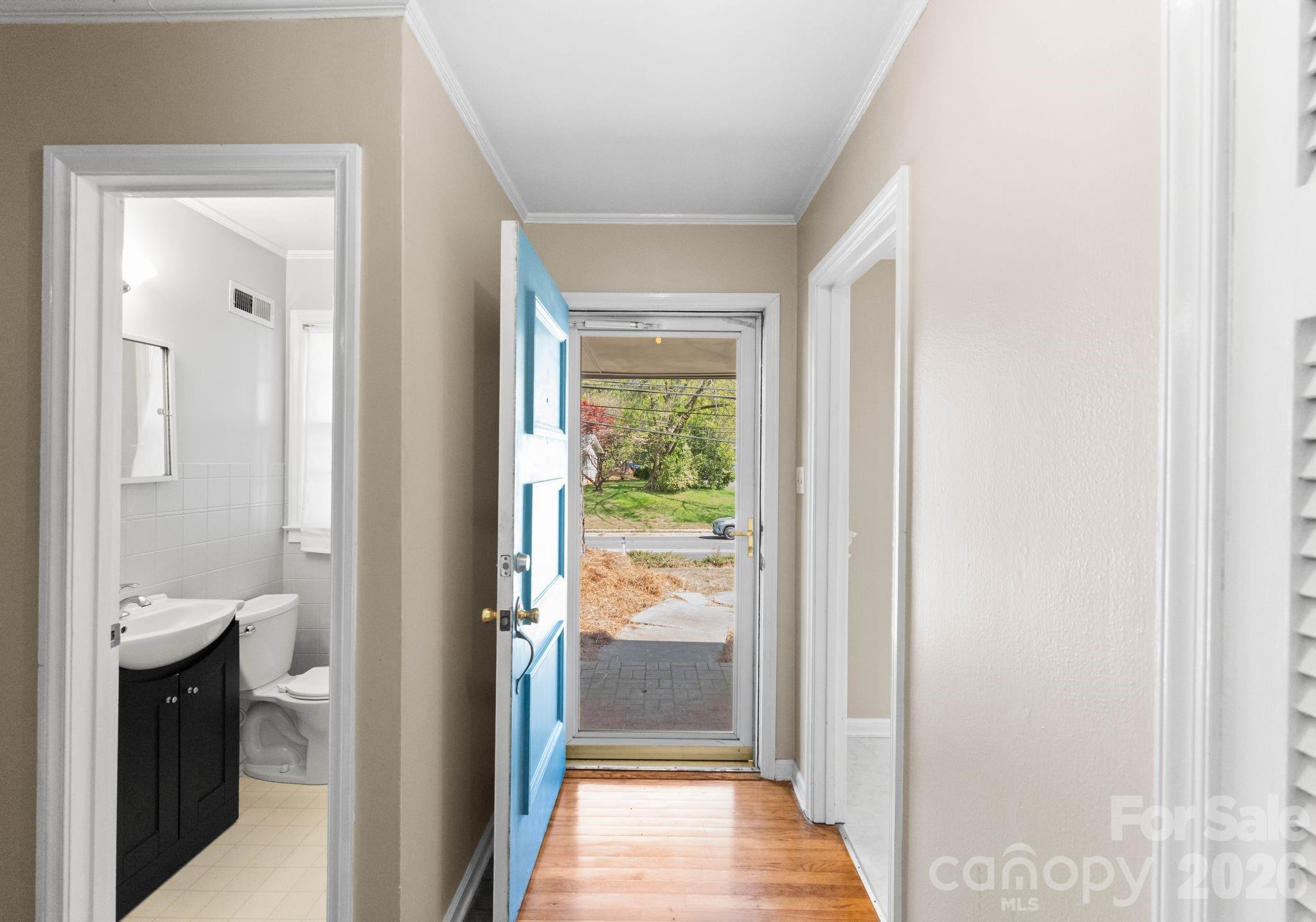 1136 E Woodlawn Road, Charlotte, NC - photo 3 of 48