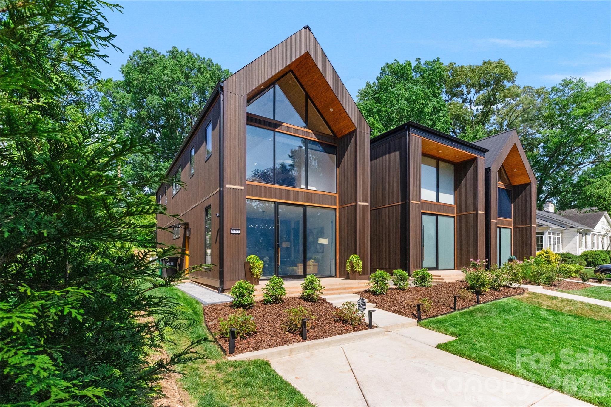 Home for sale at 5447 Topping Place101, Charlotte, NC — photo 1 of 28