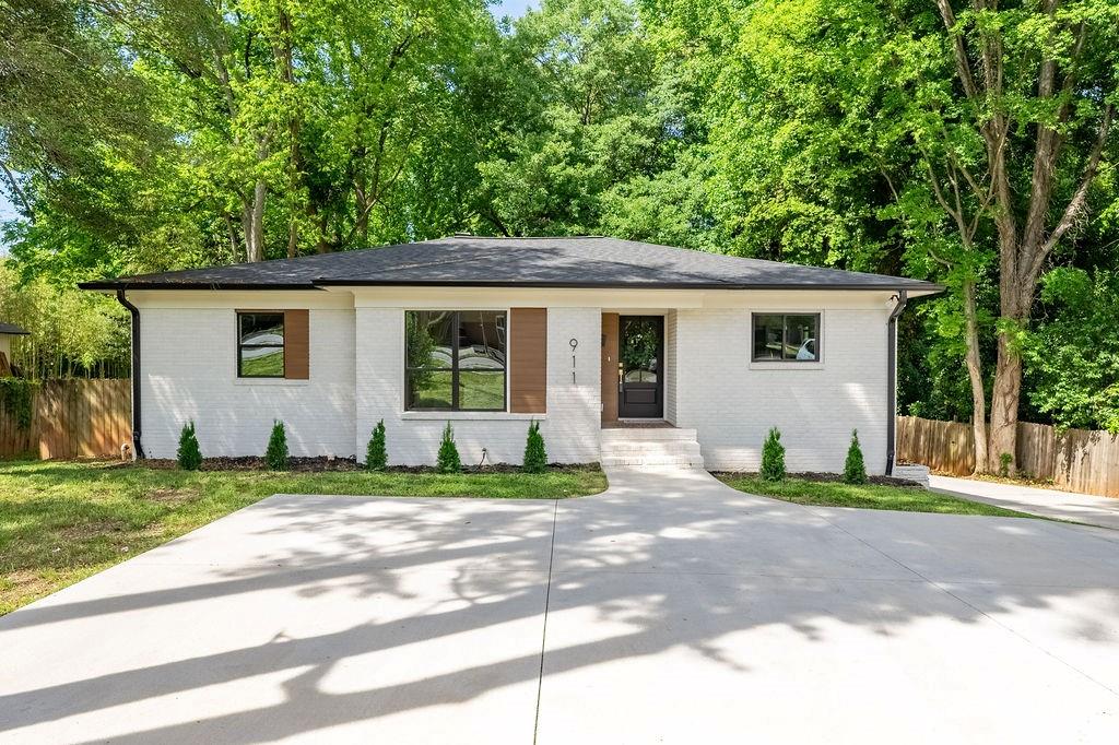 911 E Woodlawn Road, Charlotte, NC