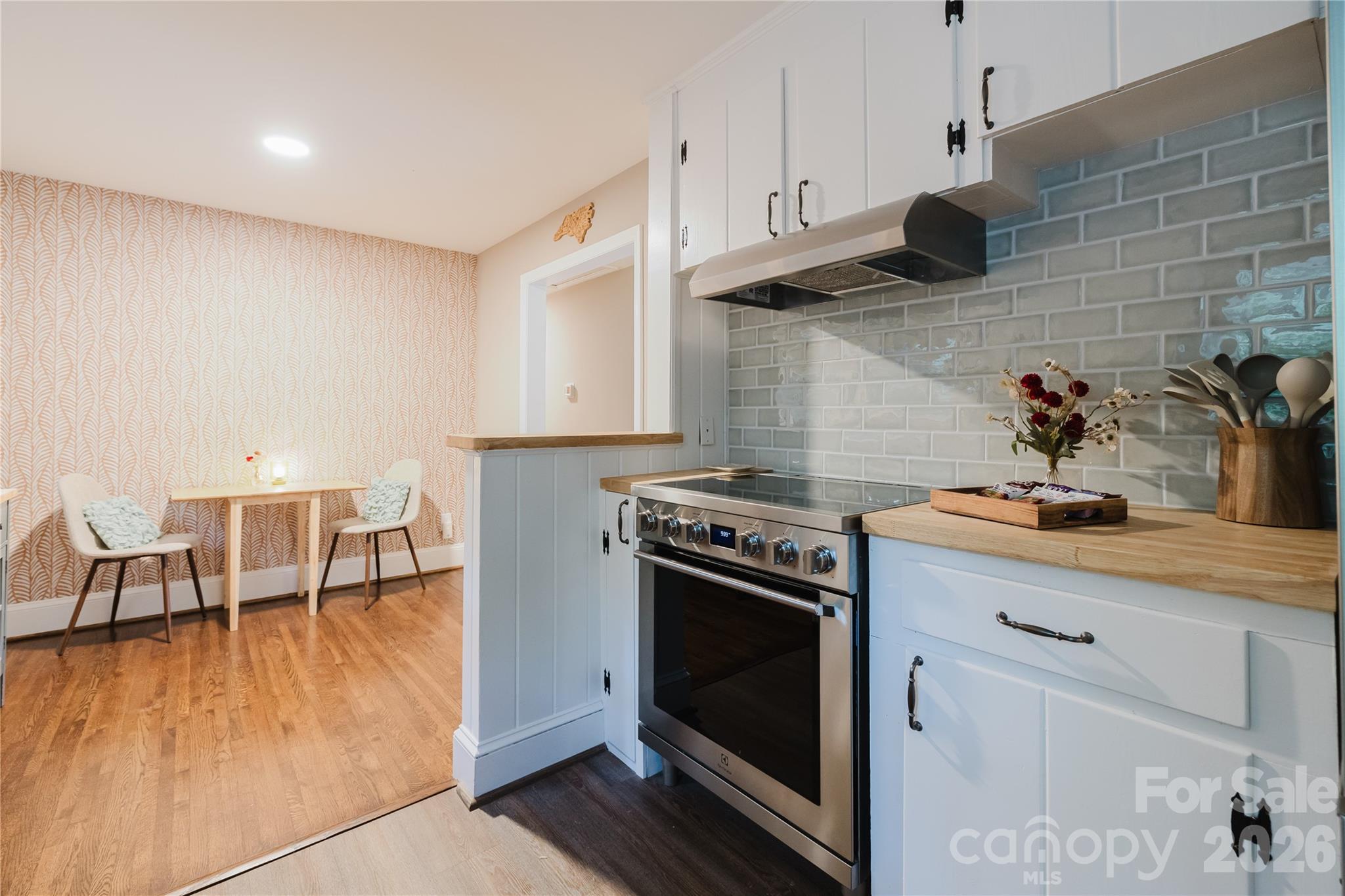 Photo 9 of 4920 Raymond Place, Charlotte, NC