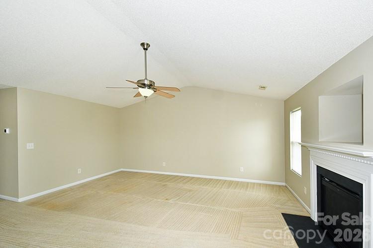 Photo 4 of 6710 Goldenwillow Drive, Charlotte, NC