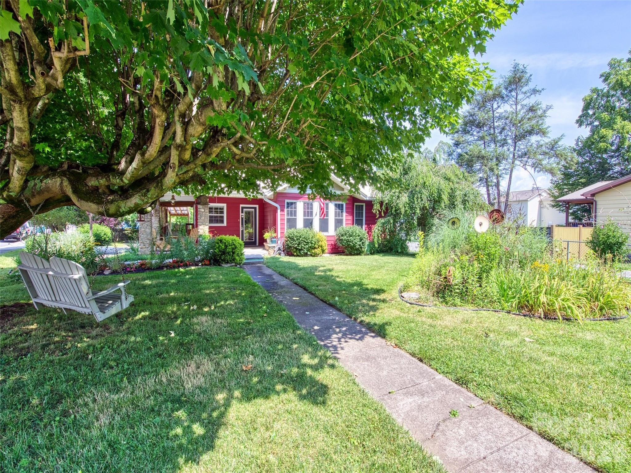24 Belle Meade Drive, Waynesville, NC - photo 2 of 33