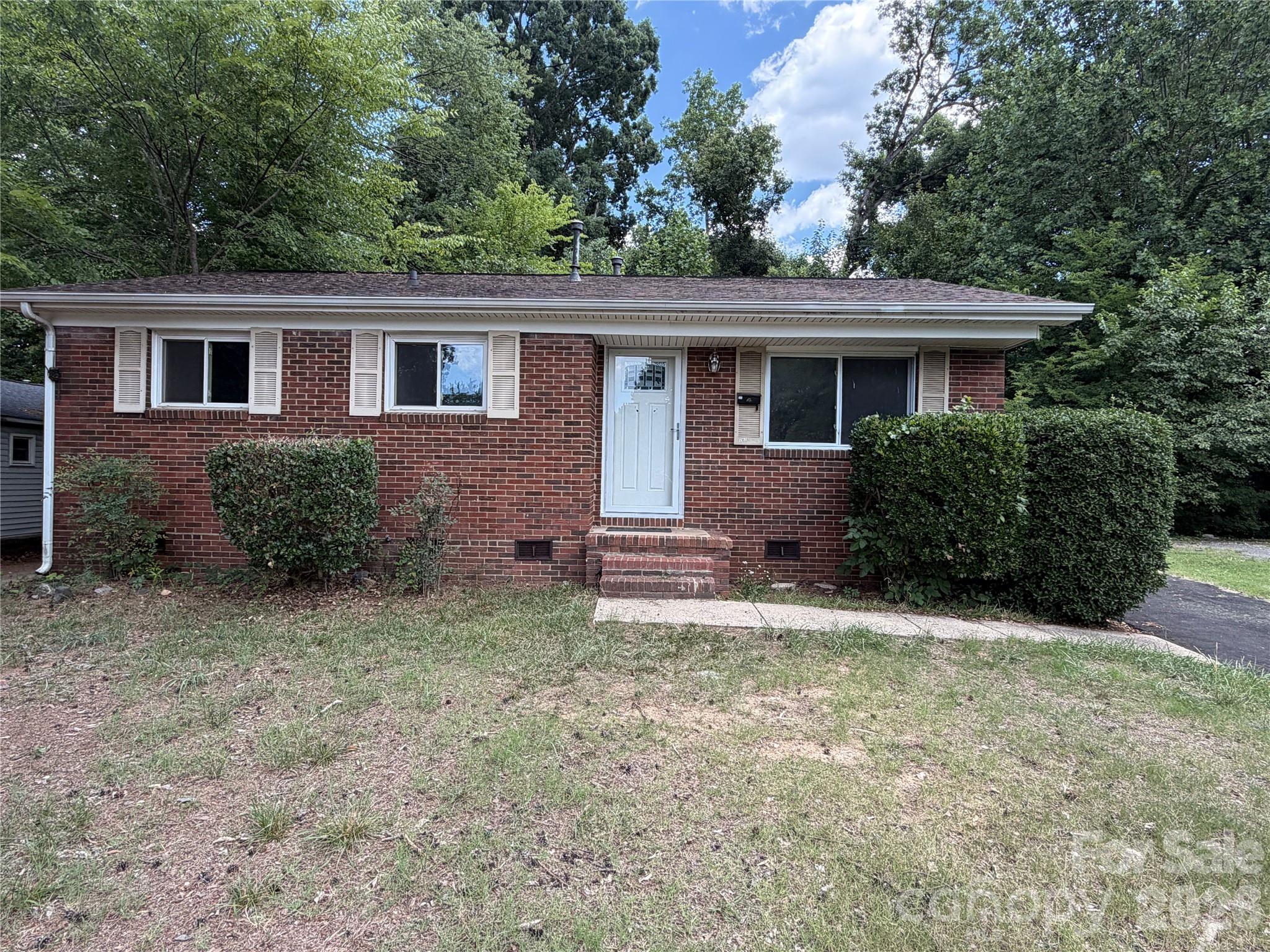 Home for sale at 2824 Cedarhurst Drive, Charlotte, NC — photo 1 of 27