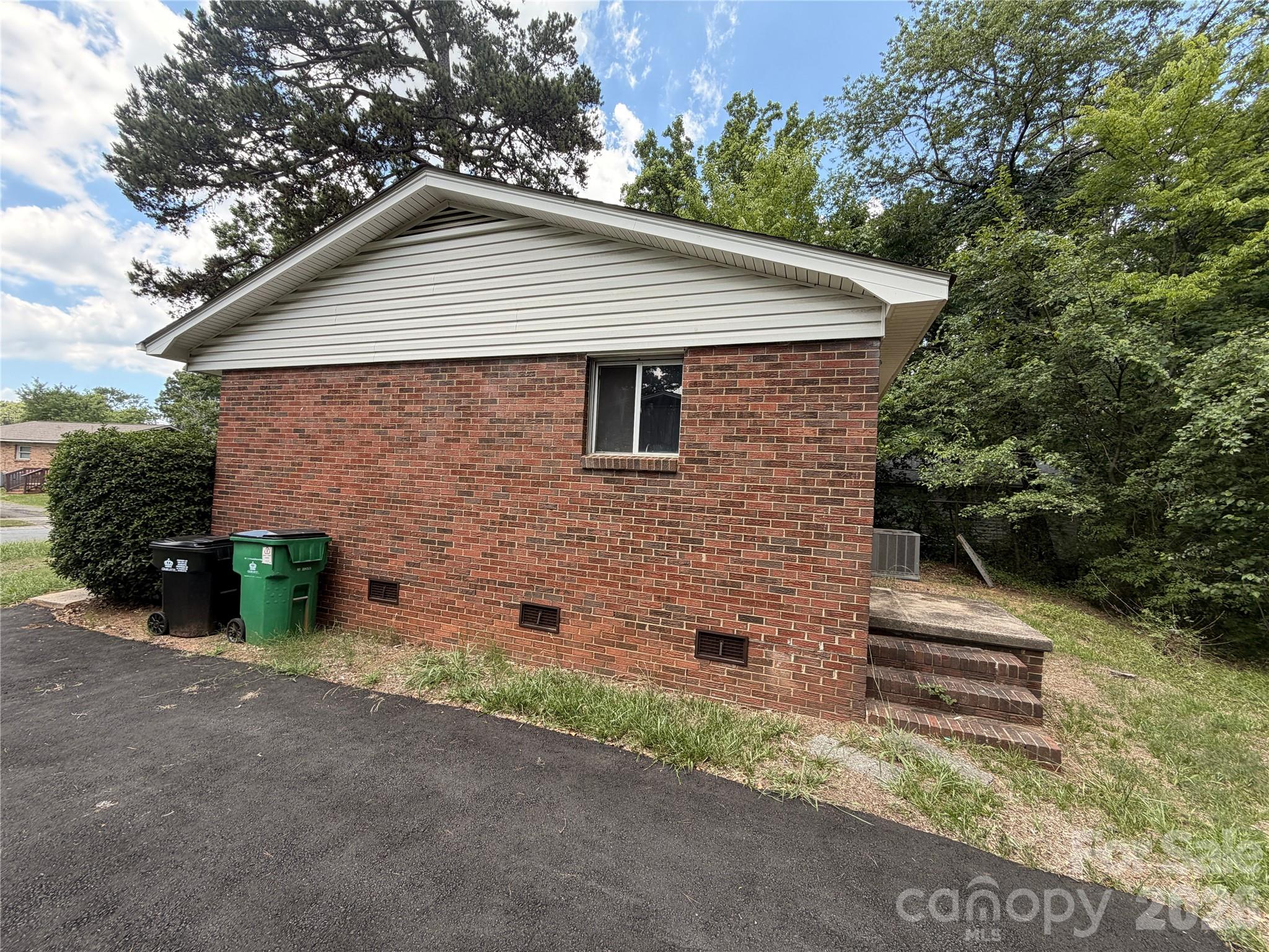 Home for sale at 2824 Cedarhurst Drive, Charlotte, NC — photo 3 of 27