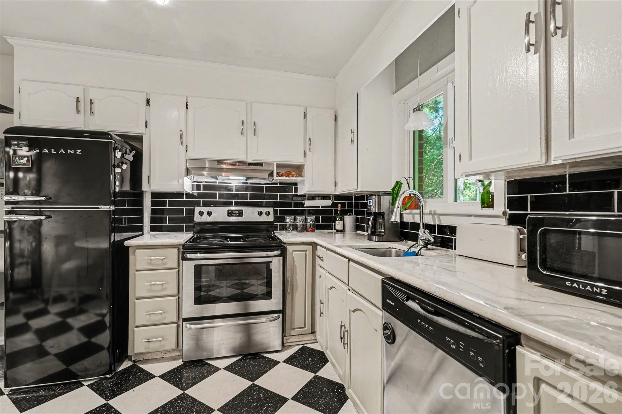 3942 Glenville Avenue, Charlotte, NC - photo 3 of 31