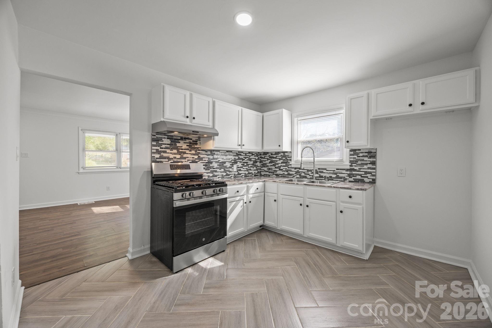 Photo 4 of 2309 Longleaf Drive, Charlotte, NC