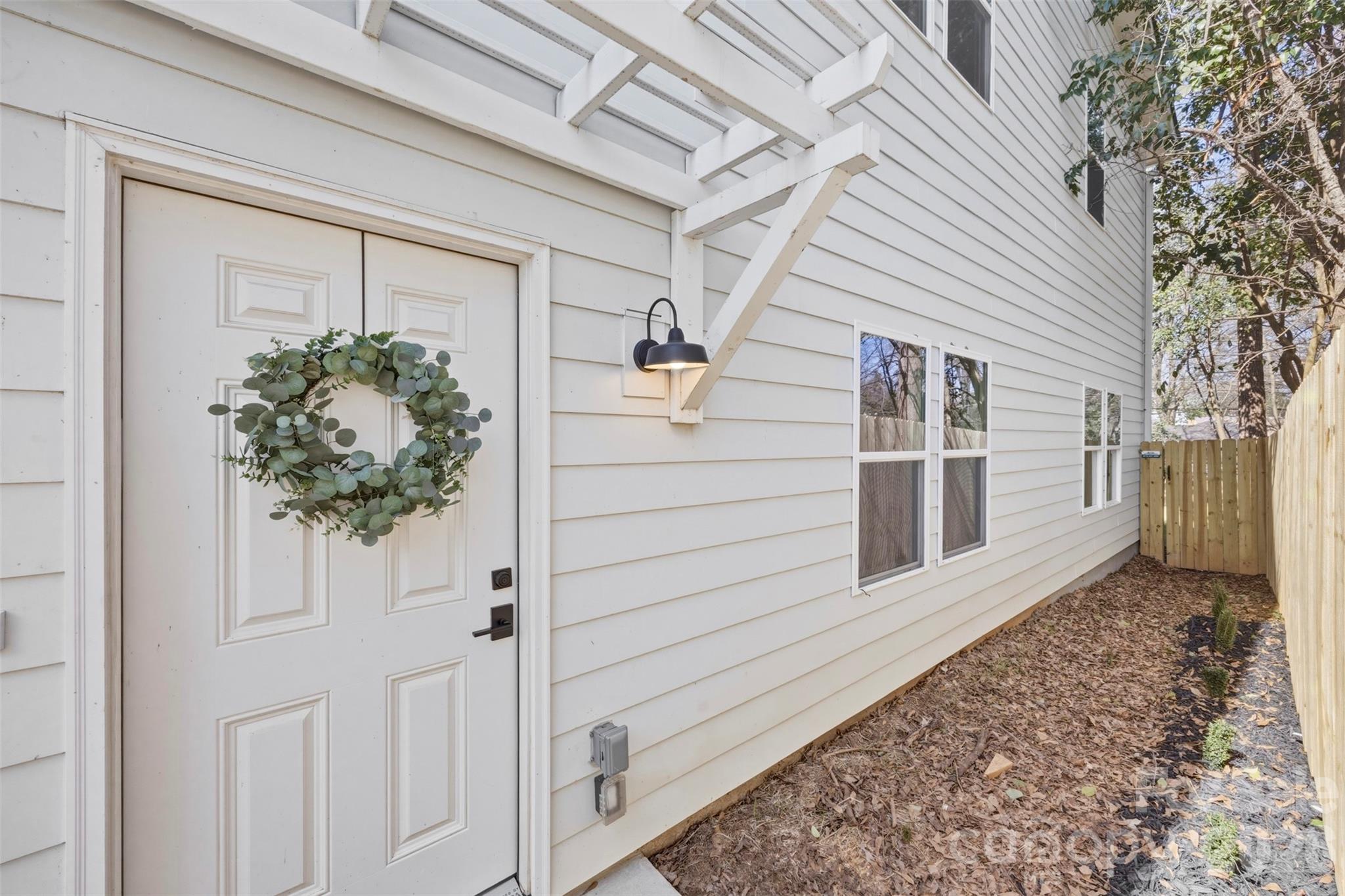 Photo 4 of 105 N Smallwood Place, Charlotte, NC