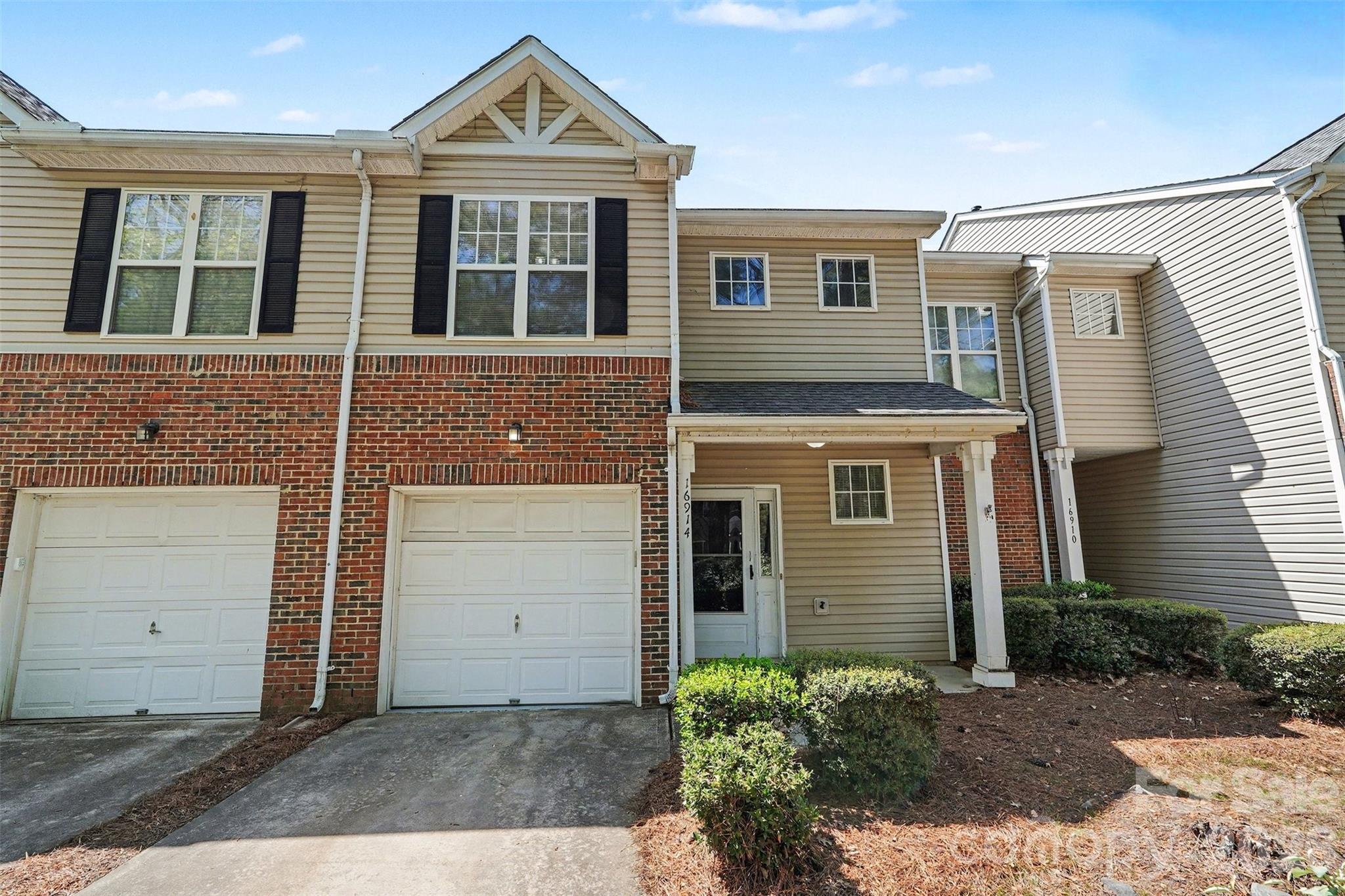 Home for sale at 16914 Commons Creek Drive, Charlotte, NC — photo 1 of 22