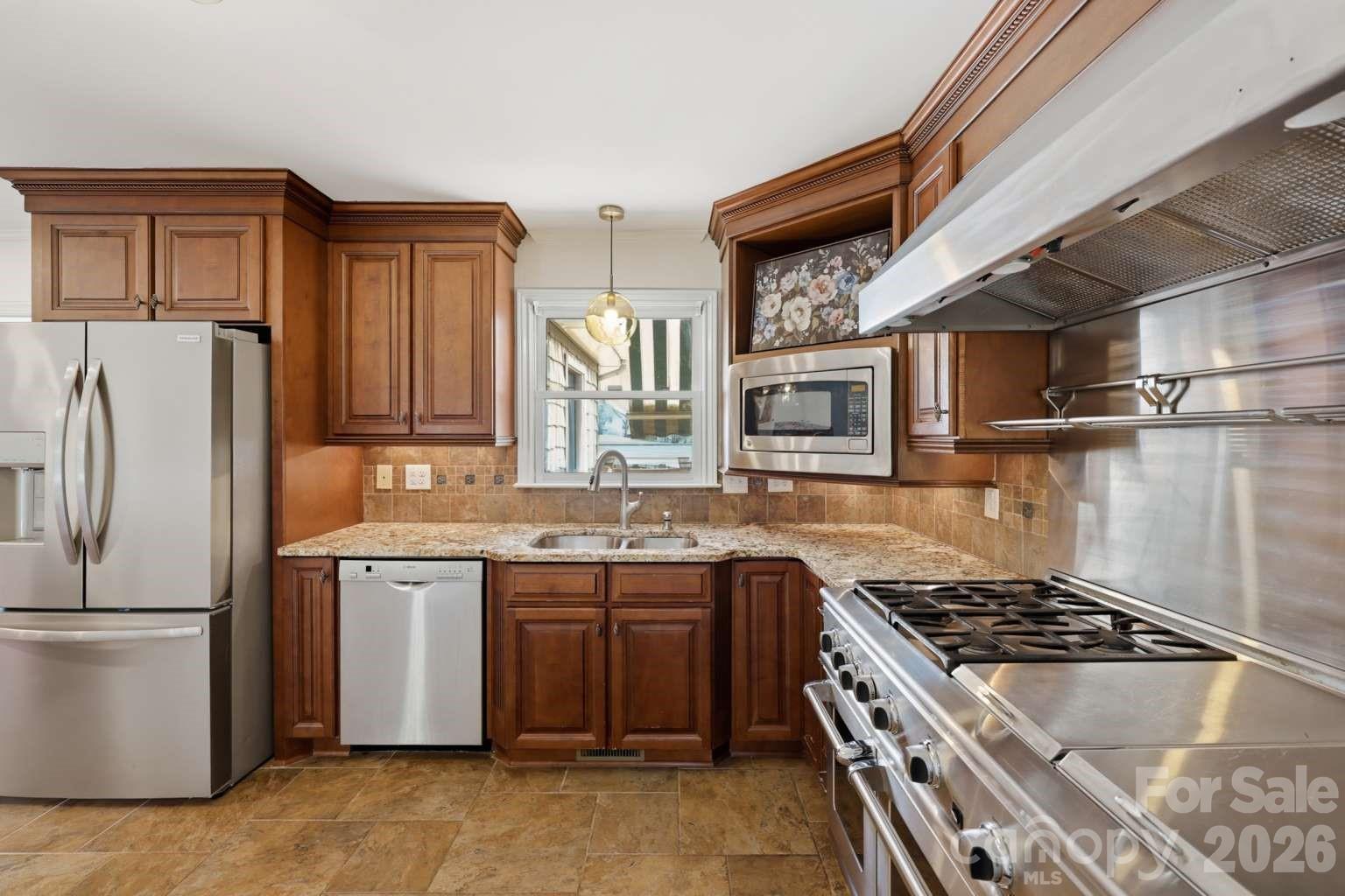 3811 Pinecrest Drive NE, Hickory, NC - photo 7 of 36