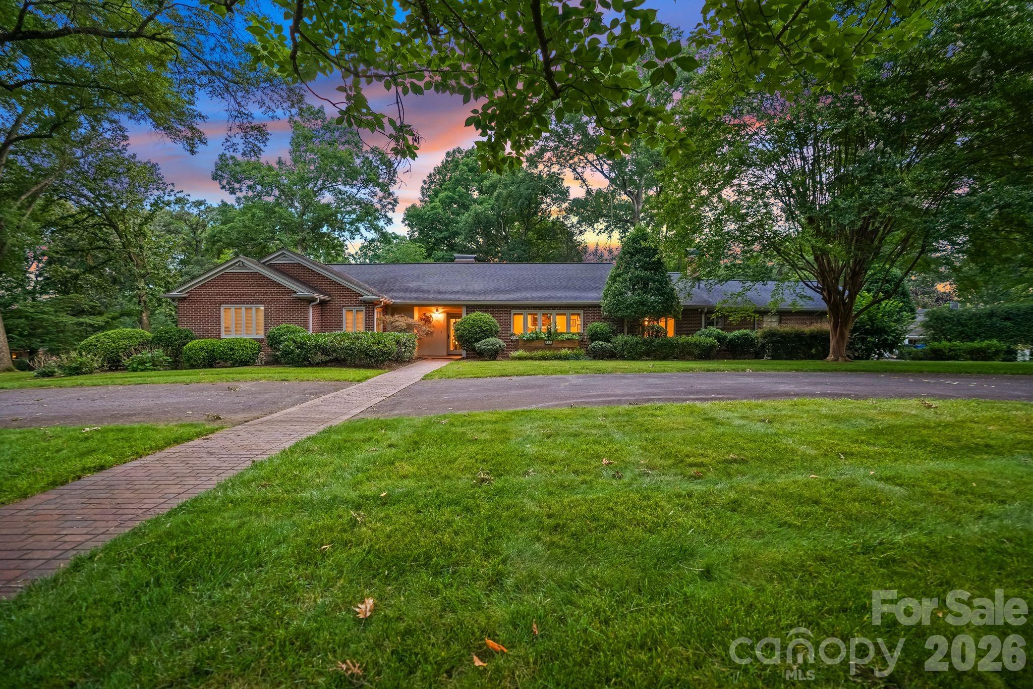 560 11th Avenue Circle NW, Hickory, NC
