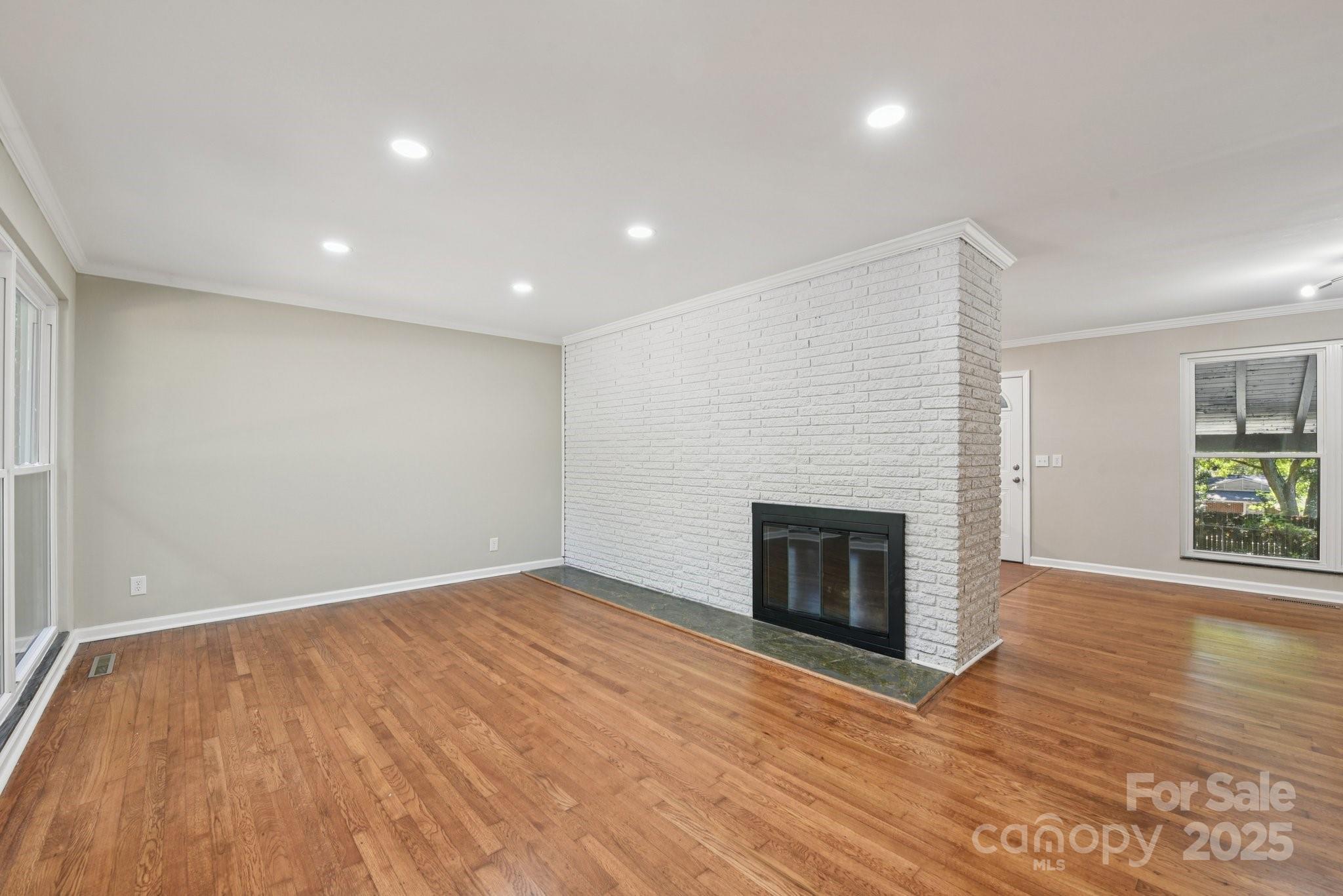Photo 4 of 900 E Woodlawn Road, Charlotte, NC