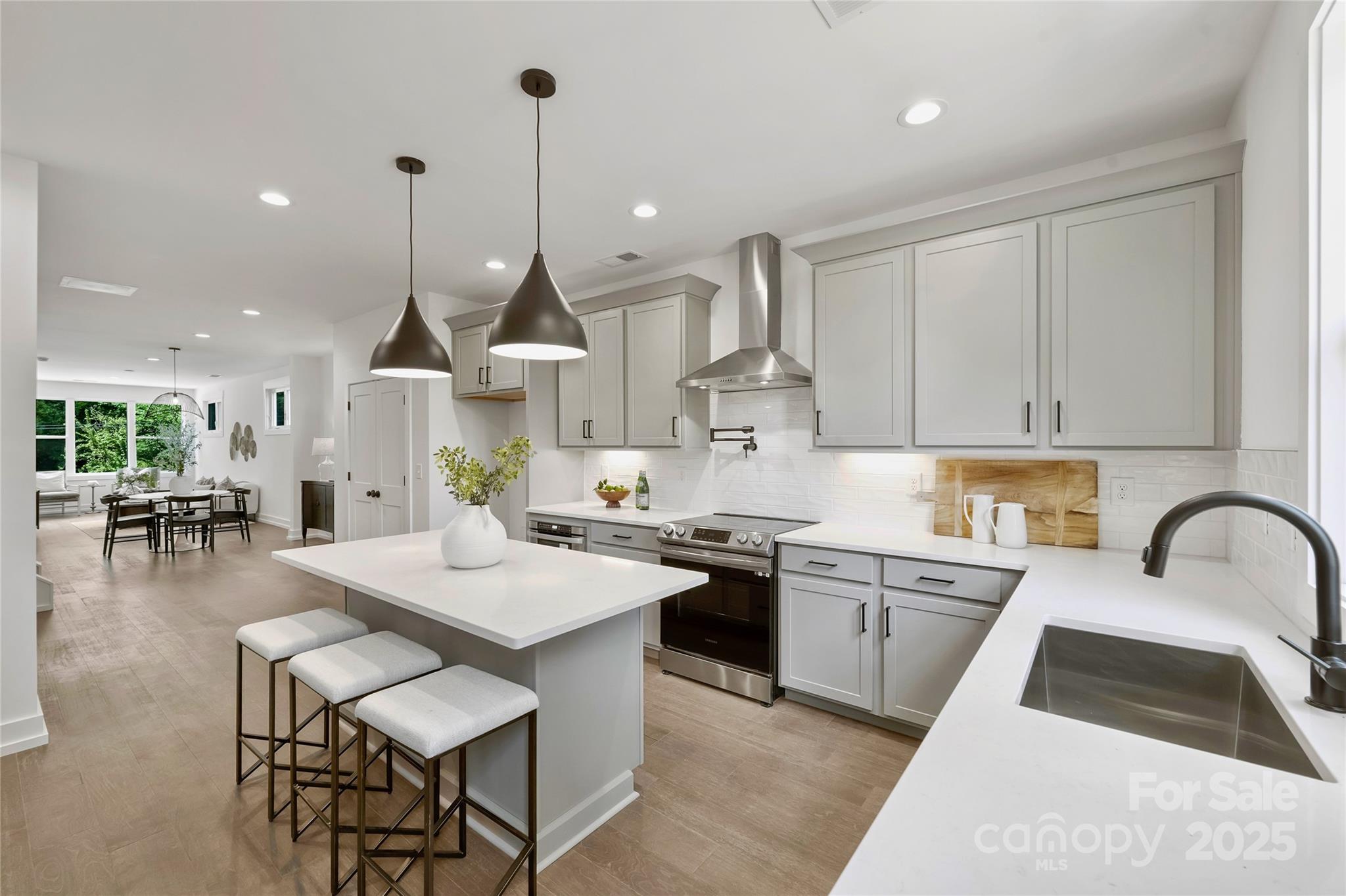 Photo 4 of 209 Coxe AvenueA, Charlotte, NC