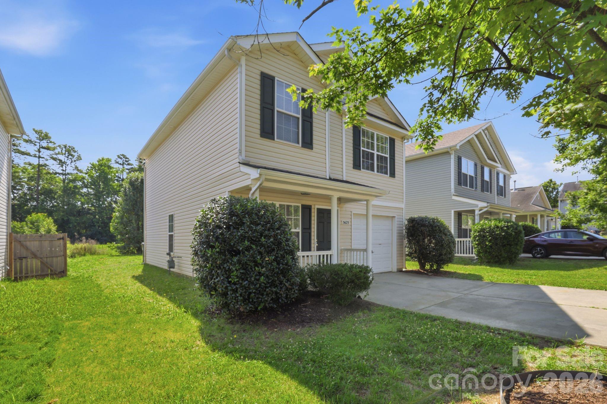 Photo 4 of 5623 Henderson Oaks Drive, Charlotte, NC
