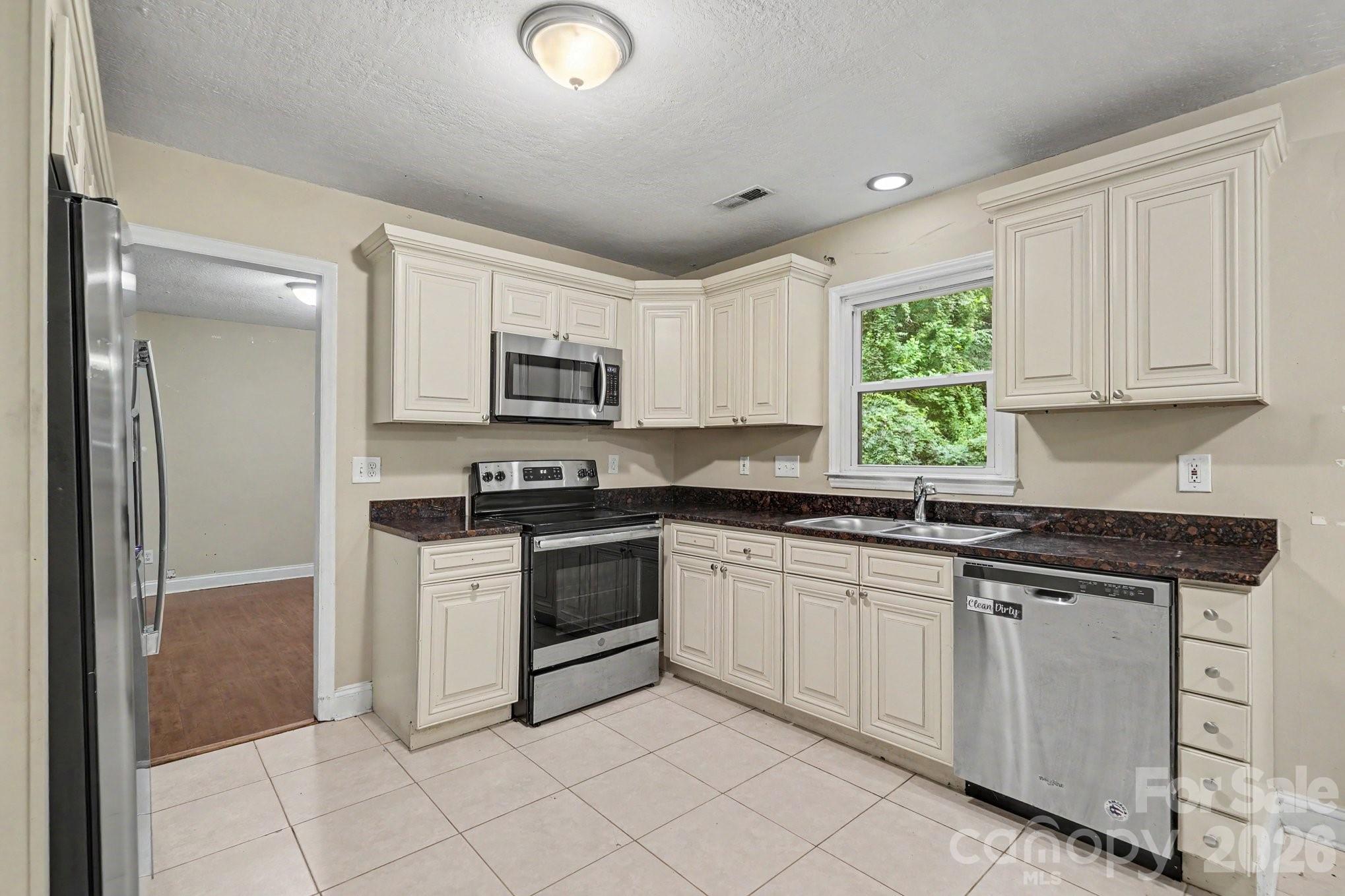 Photo 8 of 7111 Amarillo Drive, Charlotte, NC