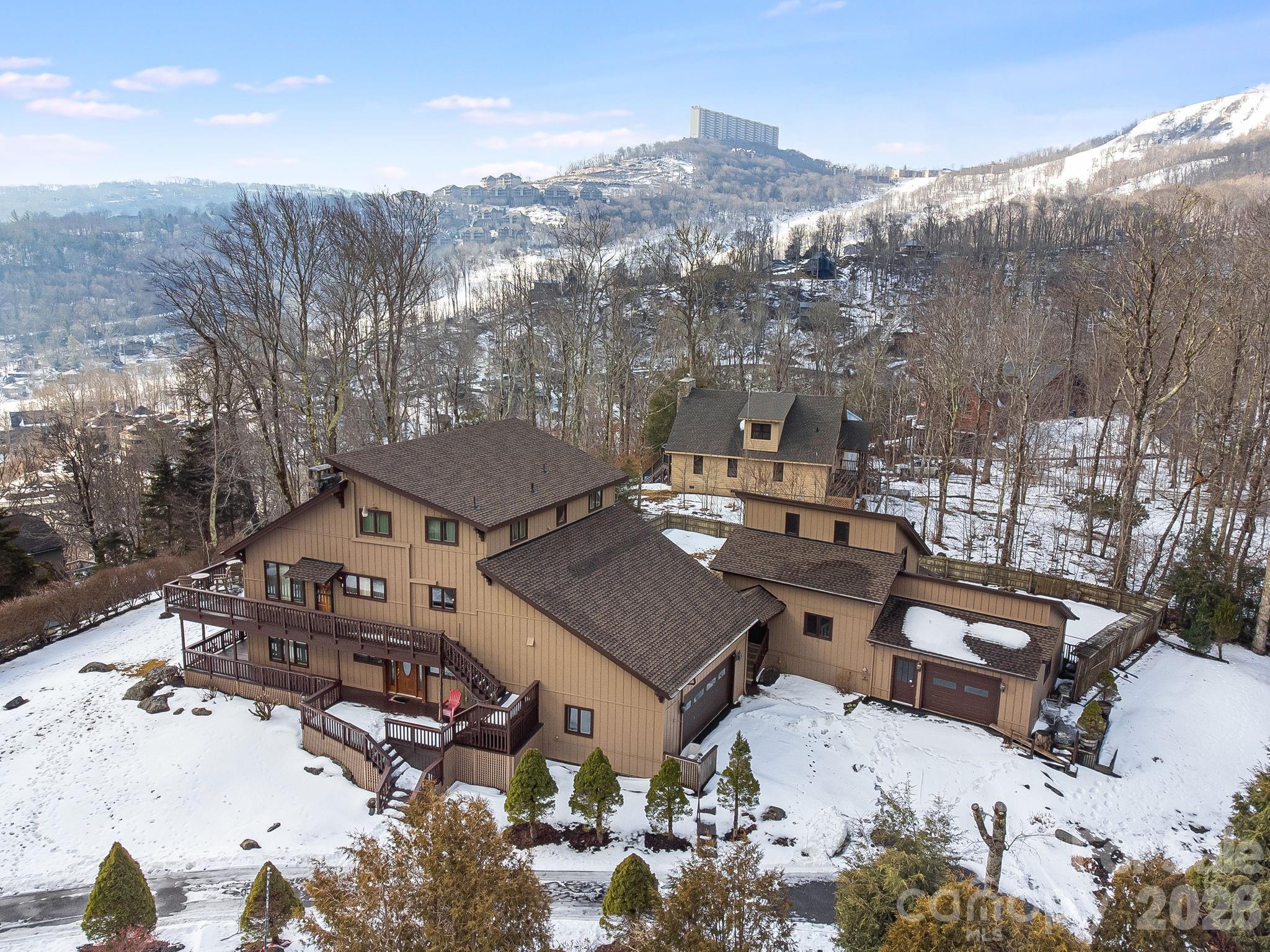 301 Highland Circle, Sugar Mountain, NC - photo 1 of 49