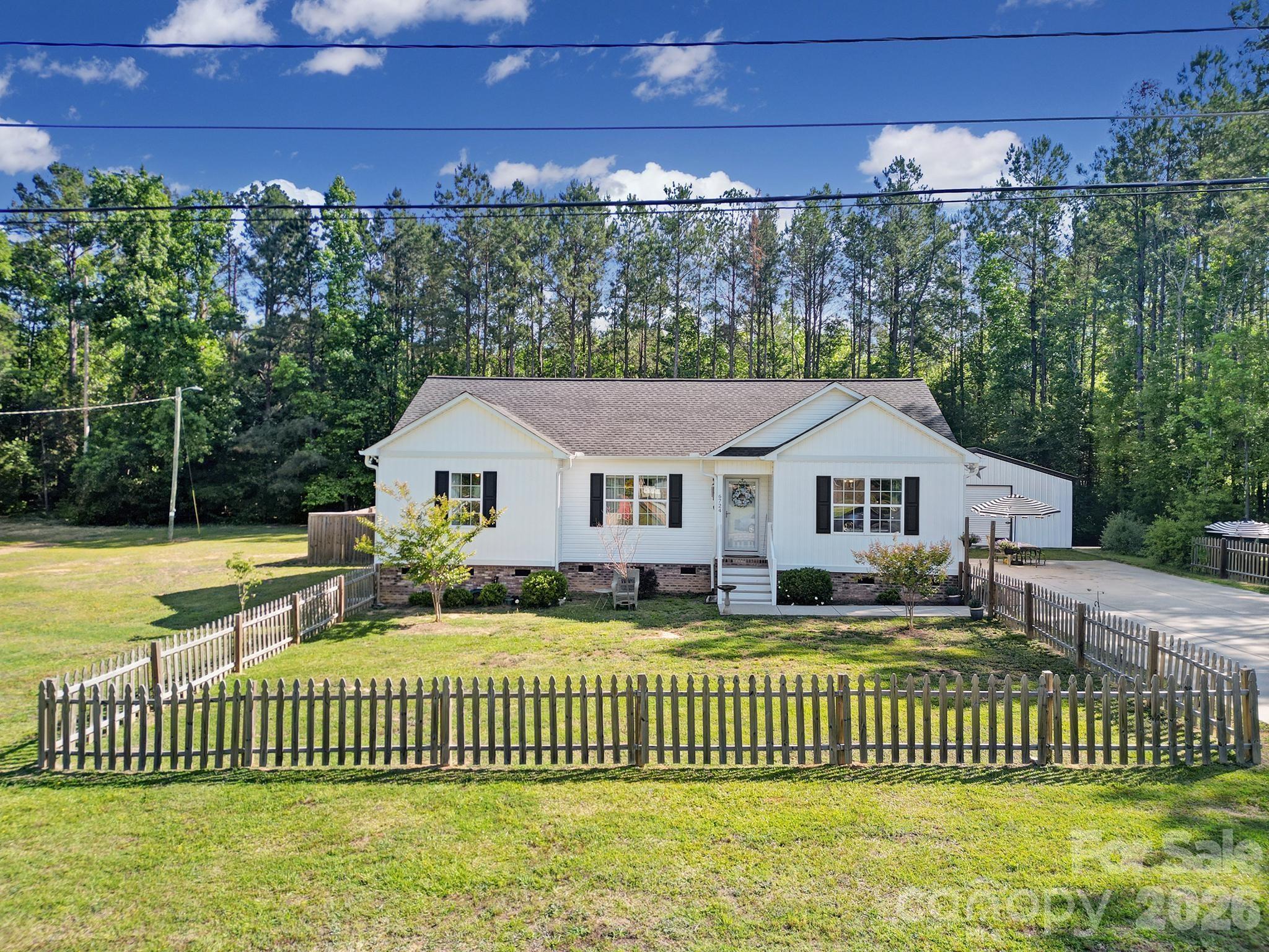 6724 Wylie Circle, Kershaw, SC - photo 2 of 29