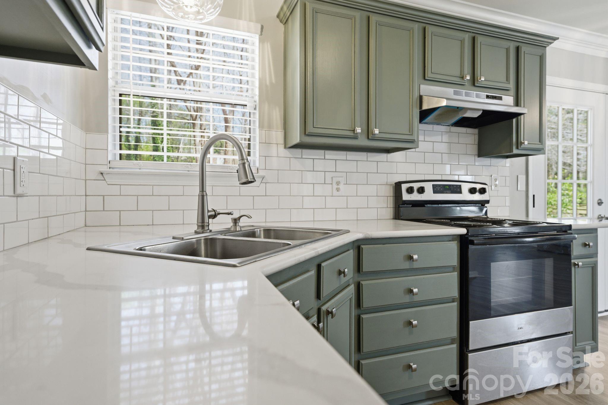 10122 Northwoods Forest Drive, Charlotte, NC - photo 2 of 34