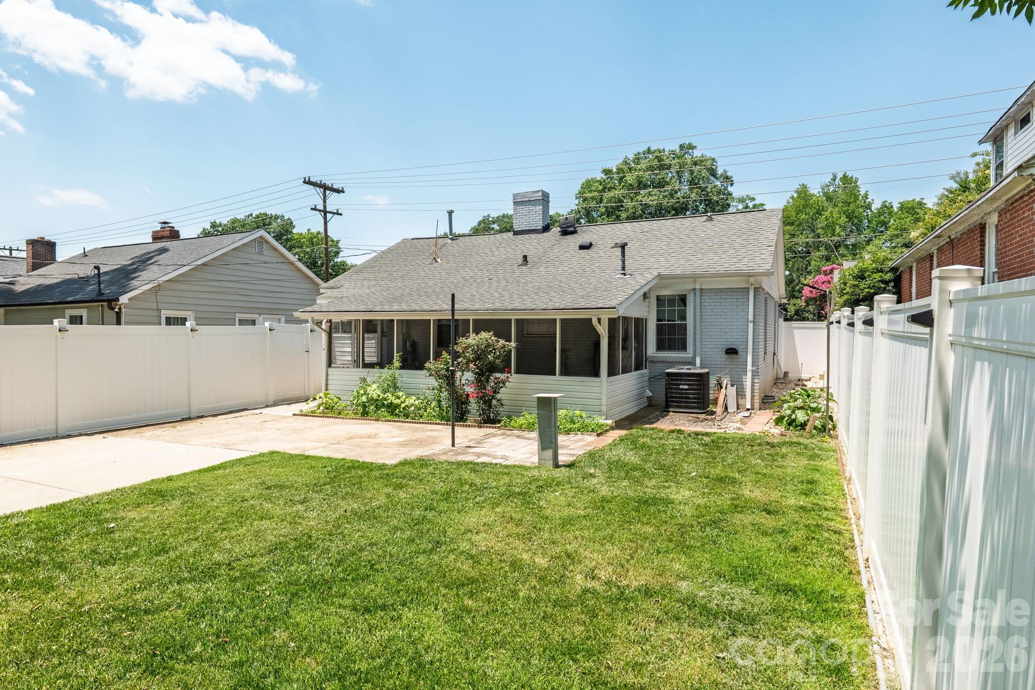 Home for sale at 2113 Scott Avenue, Charlotte, NC — photo 9 of 37