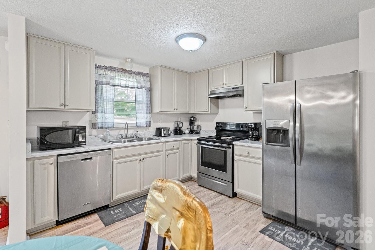 8619 Eaglewind Drive, Charlotte, NC - photo 2 of 26