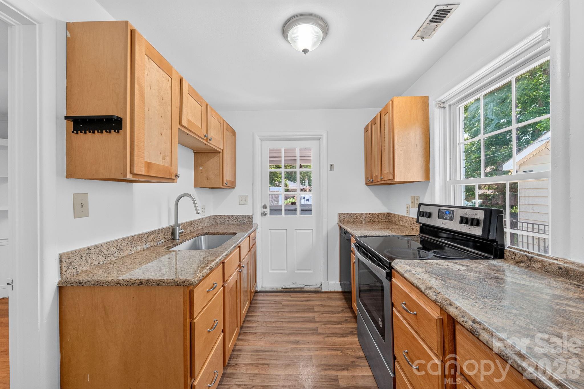 Home for sale at 2113 Scott Avenue, Charlotte, NC — photo 15 of 37