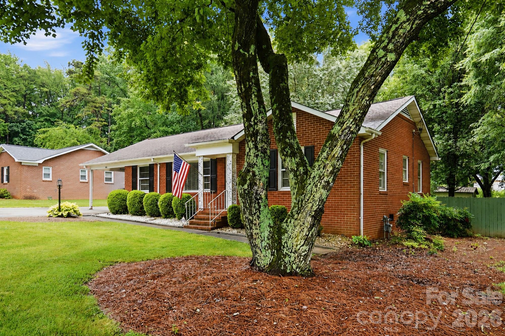 Photo 3 of 7919 Linda Lake Drive, Charlotte, NC