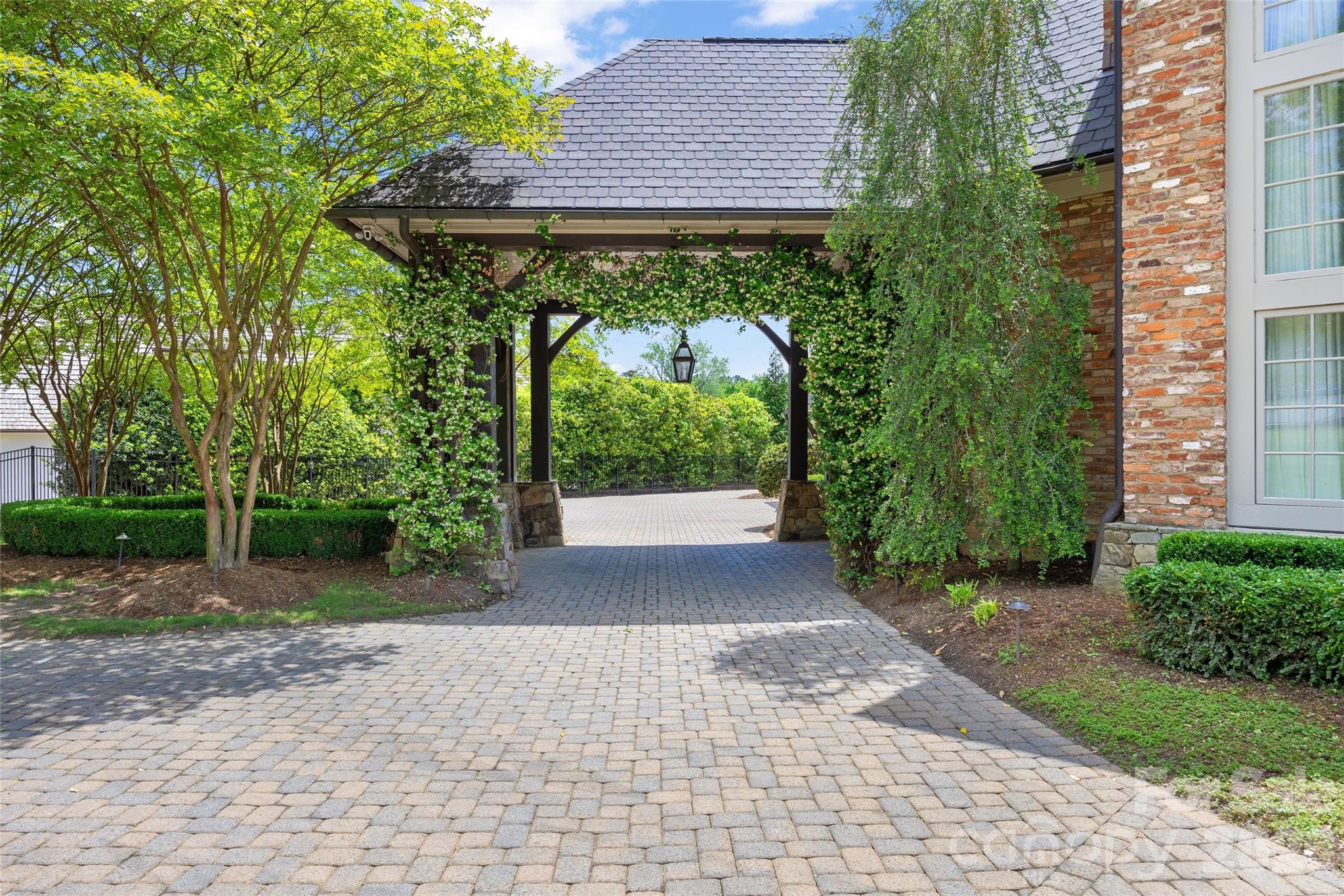 Photo 3 of 4536 Parview Drive N, Charlotte, NC
