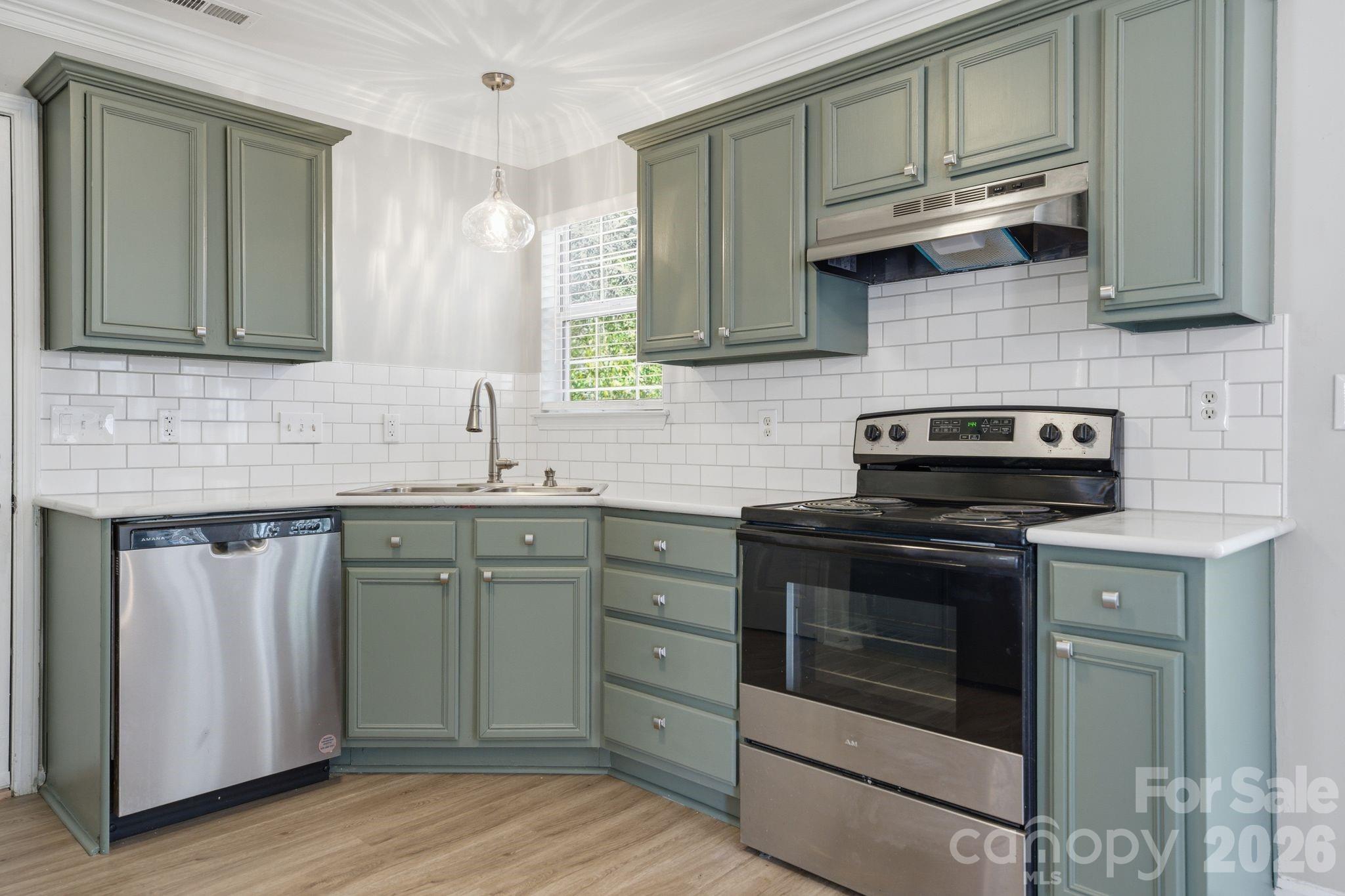 10122 Northwoods Forest Drive, Charlotte, NC - photo 3 of 34