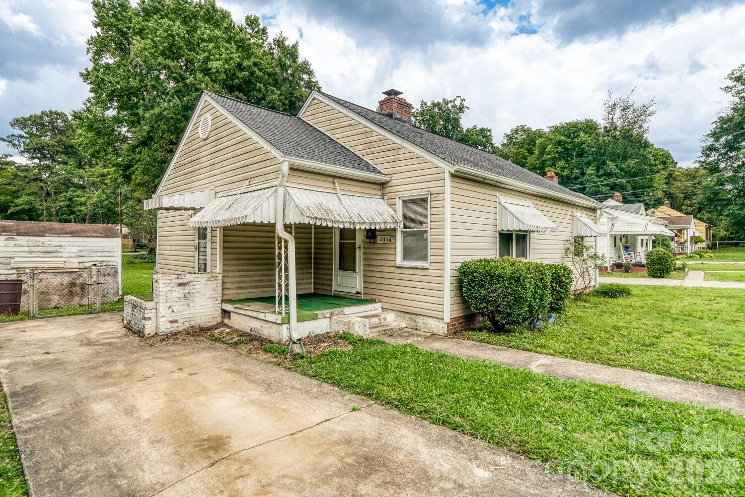 Home for sale at 2316 Edison Street, Charlotte, NC — photo 2 of 11
