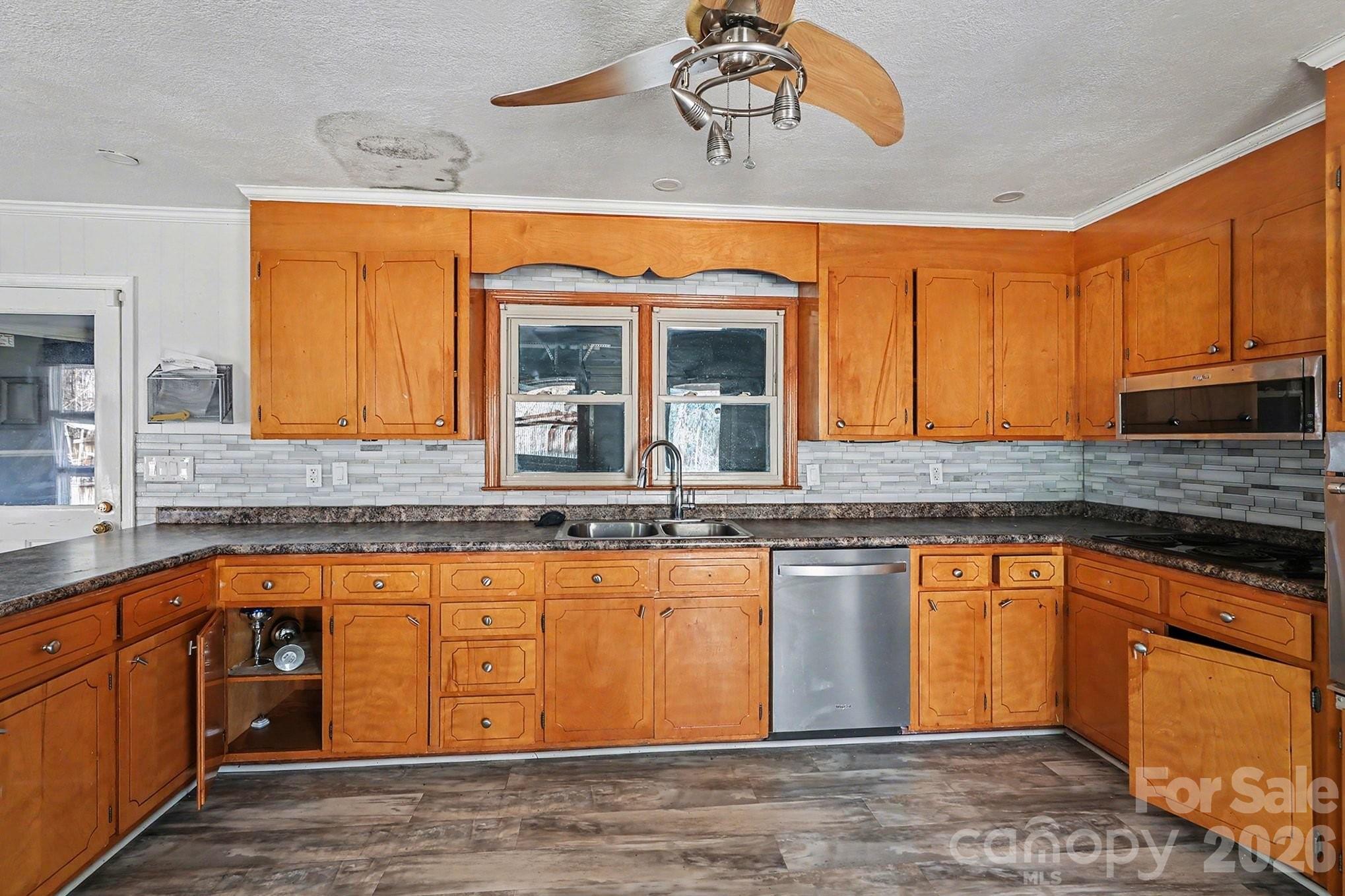 Photo 4 of 213 Lakeview Drive, Harrisburg, NC