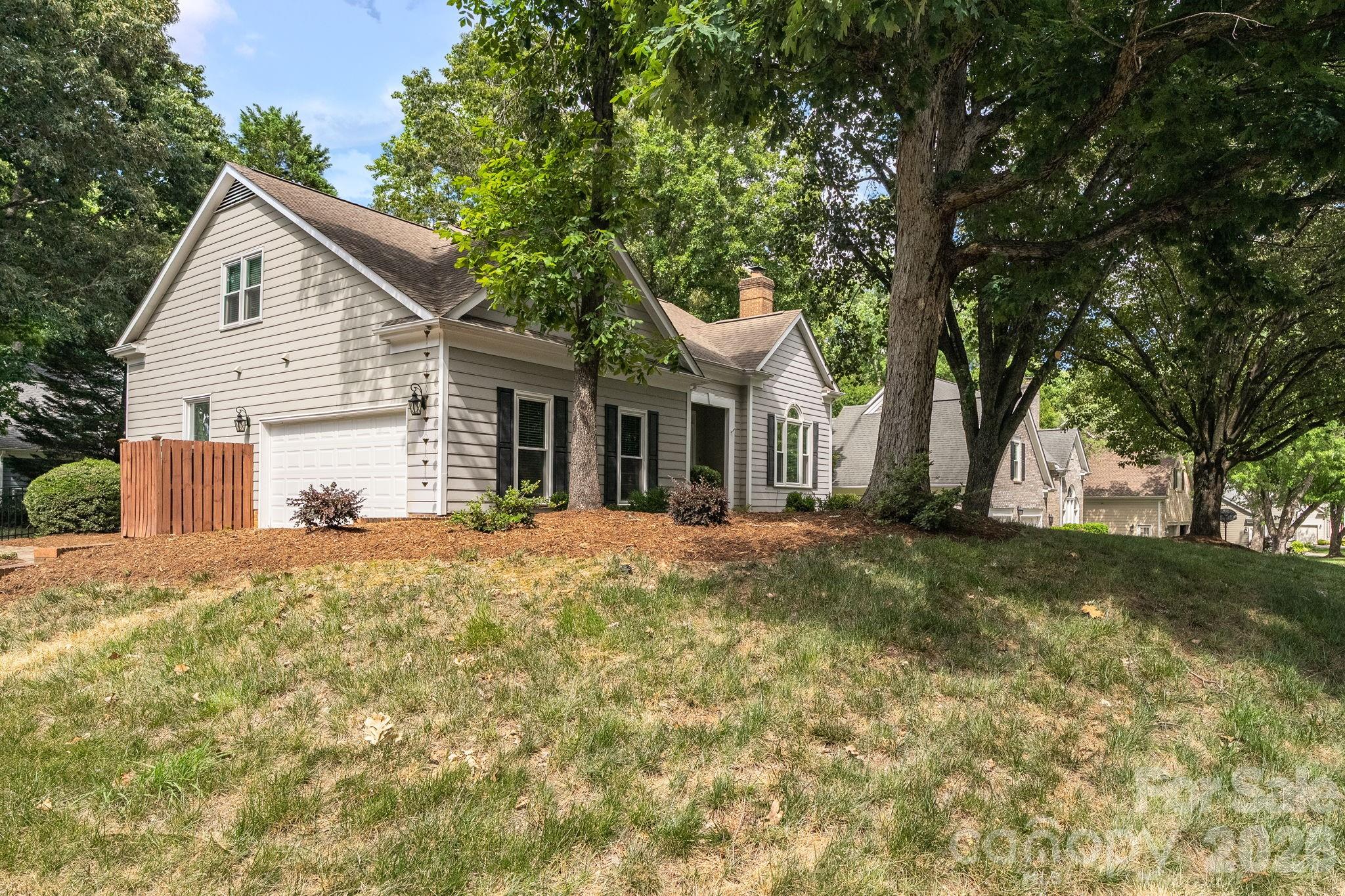 Home for sale at 6632 Elmstone Drive, Charlotte, NC — photo 3 of 38