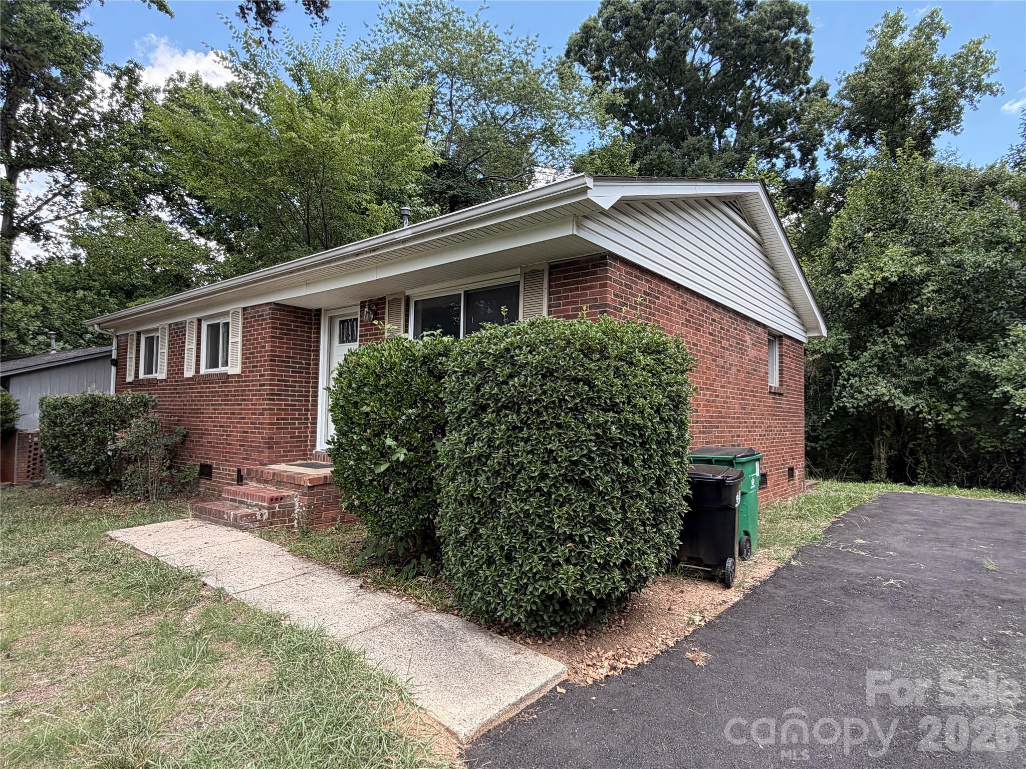 Home for sale at 2824 Cedarhurst Drive, Charlotte, NC — photo 2 of 27