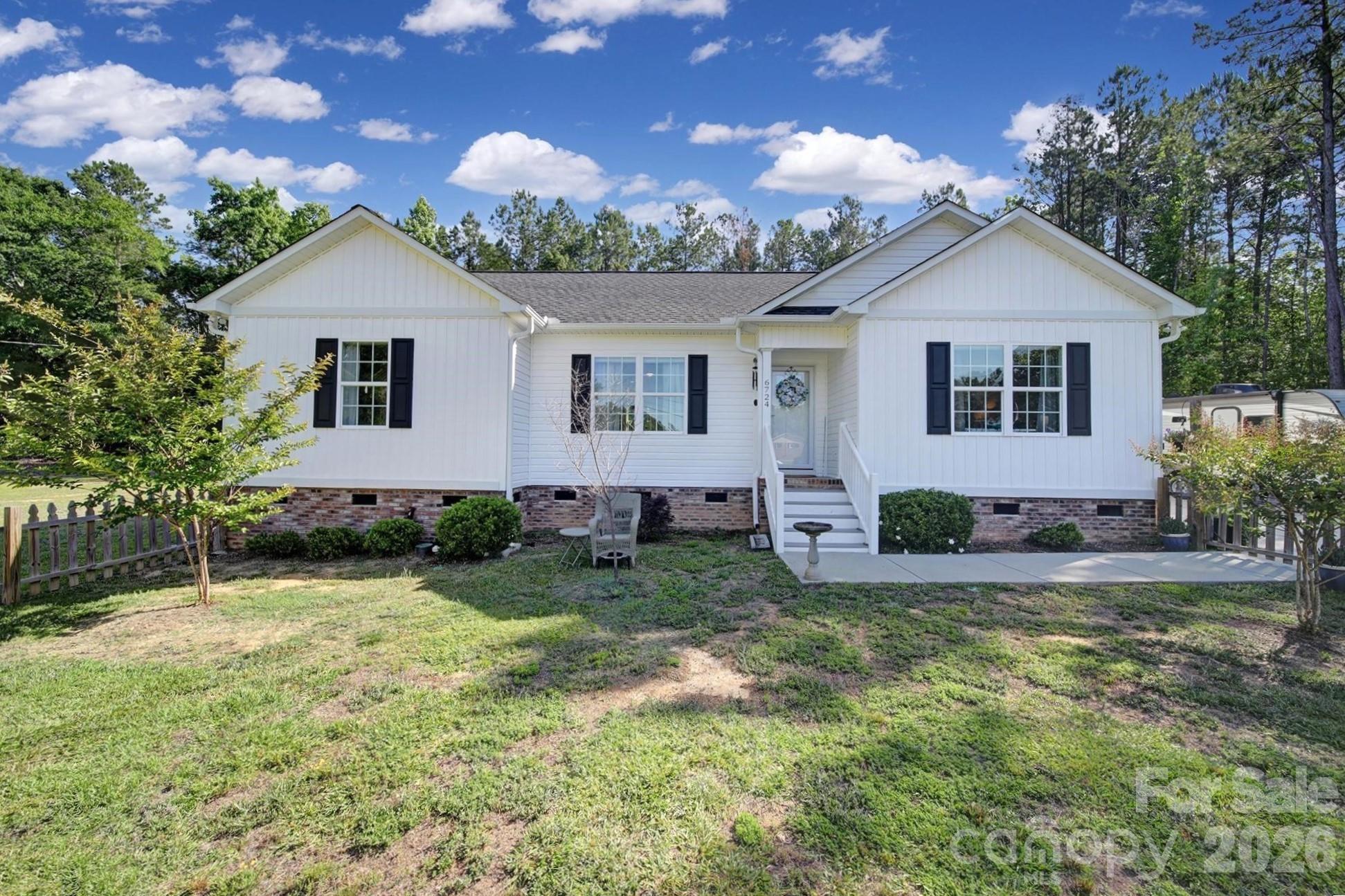6724 Wylie Circle, Kershaw, SC - photo 1 of 29