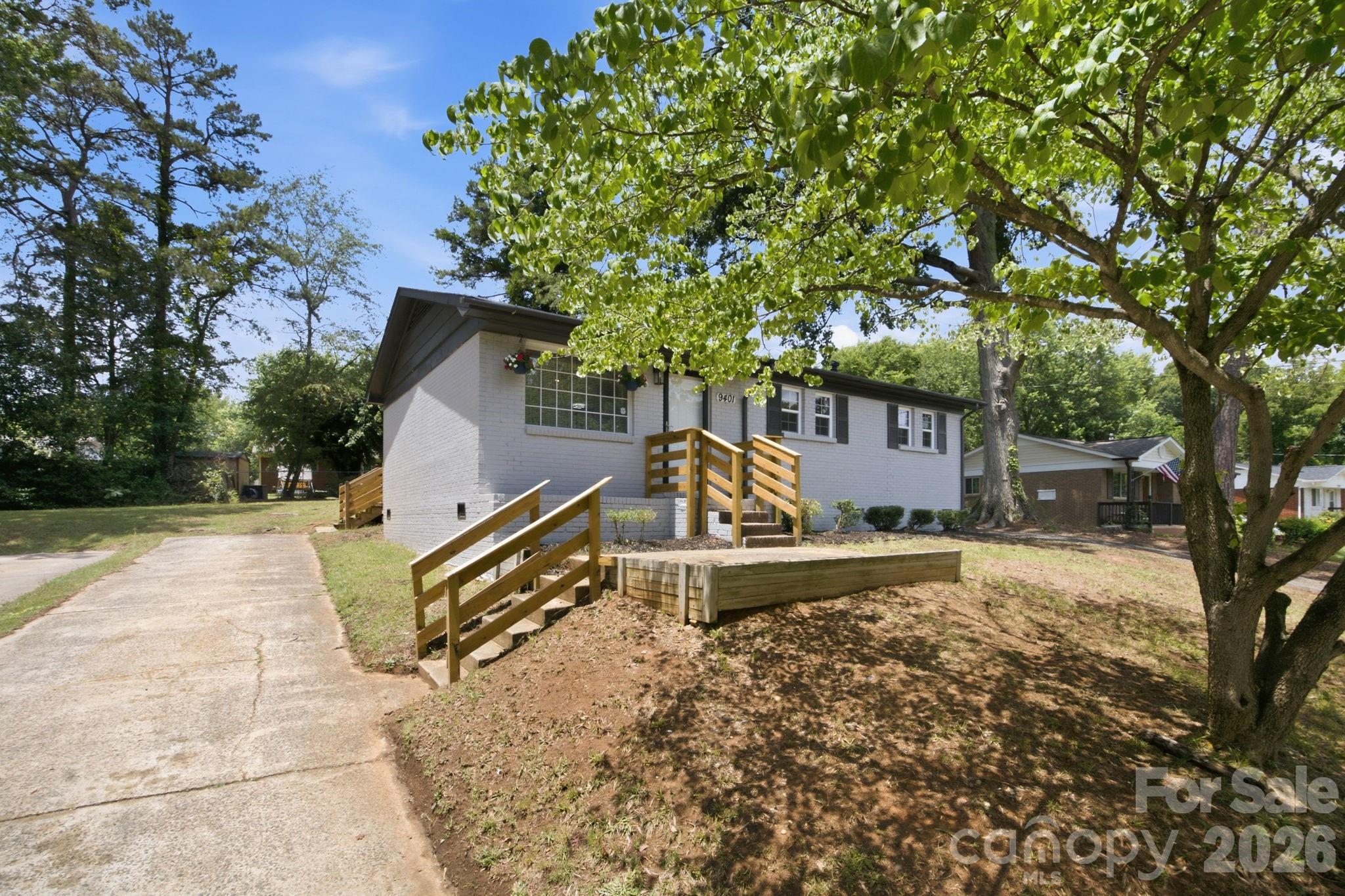 Home for sale at 9401 Feldbank Drive, Charlotte, NC — photo 5 of 42