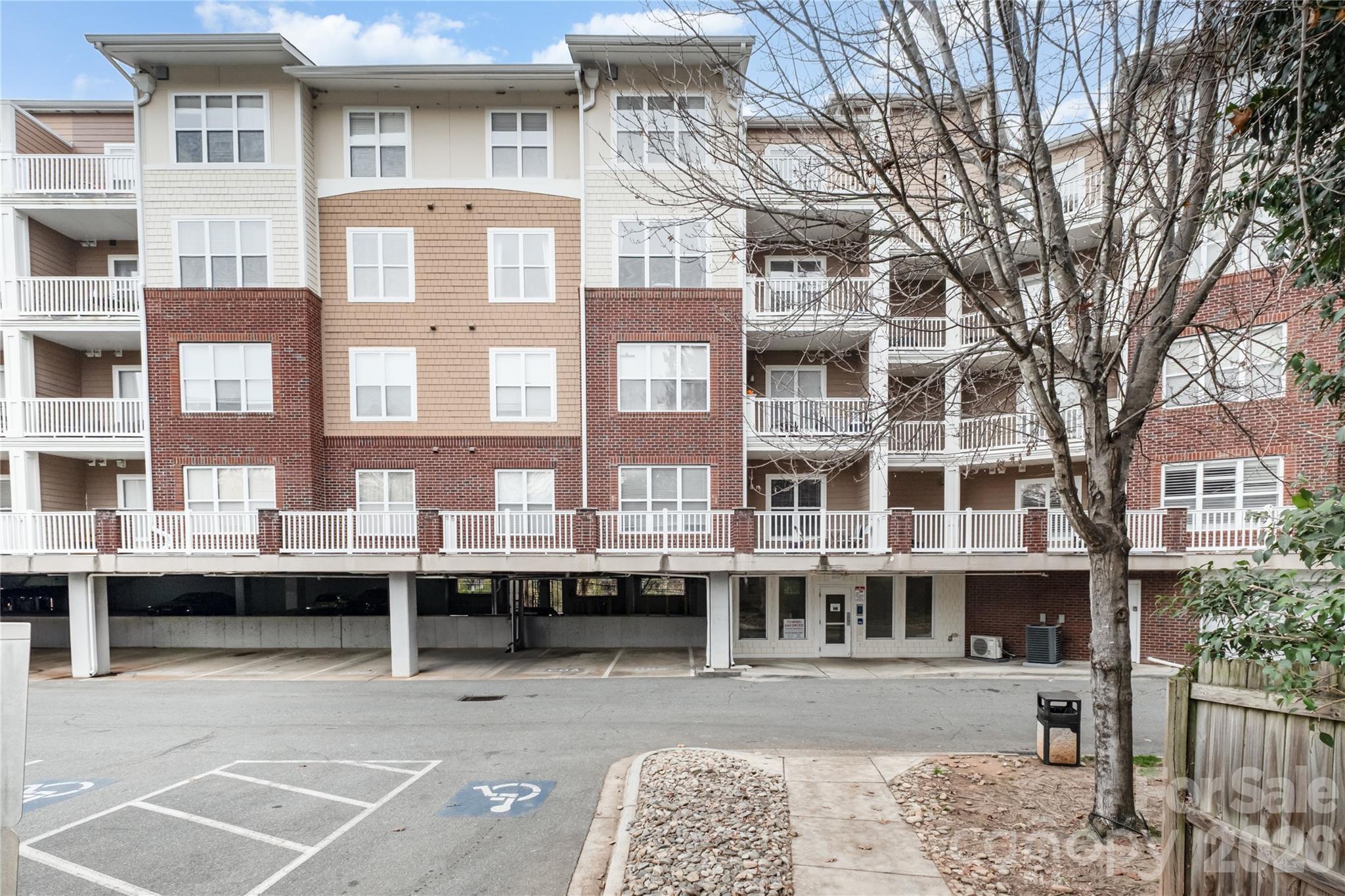 Photo 2 of 1000 E Woodlawn Road217, Charlotte, NC