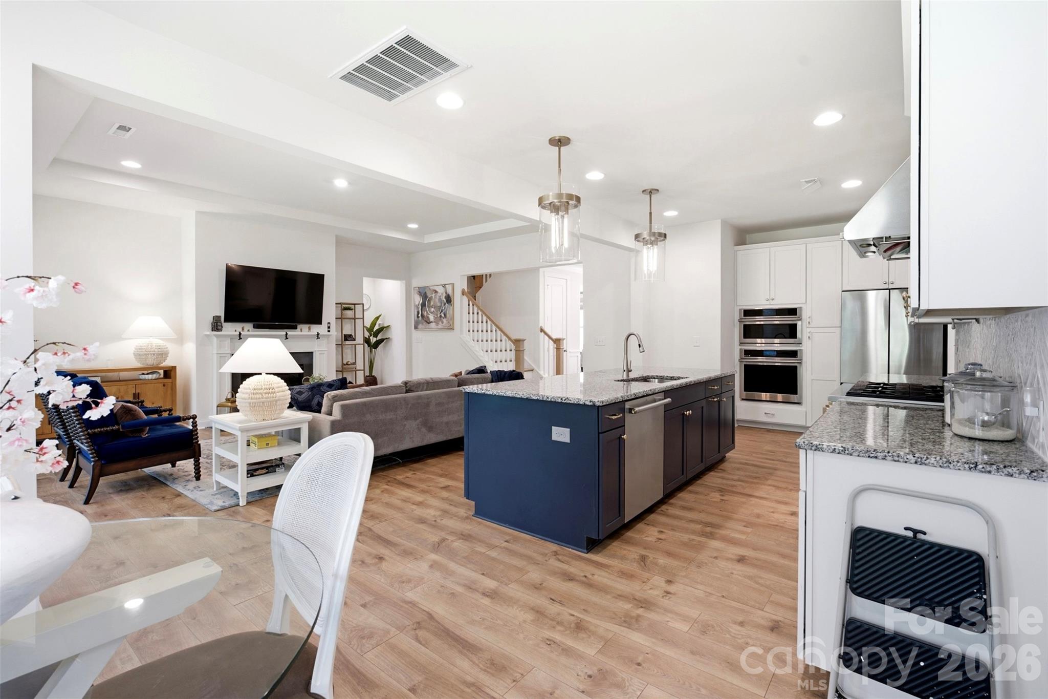 Photo 3 of 15611 Walnut Hill Drive, Charlotte, NC