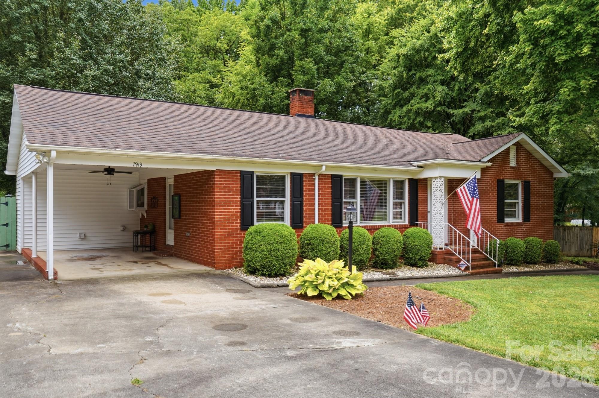 Photo 2 of 7919 Linda Lake Drive, Charlotte, NC