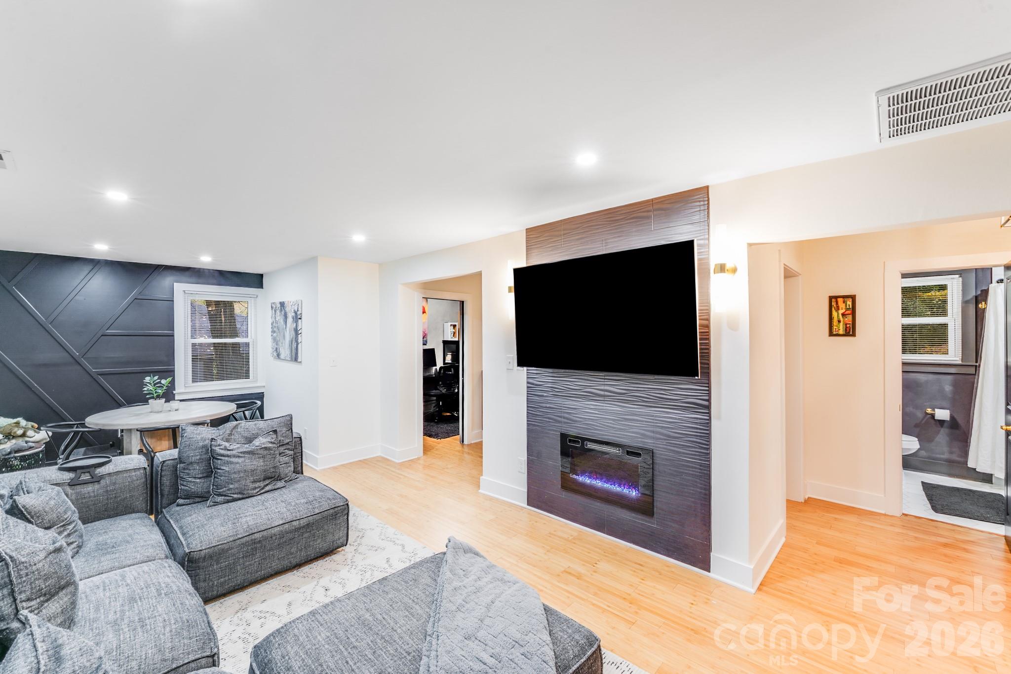 Photo 6 of 4910 Valley Stream Road, Charlotte, NC
