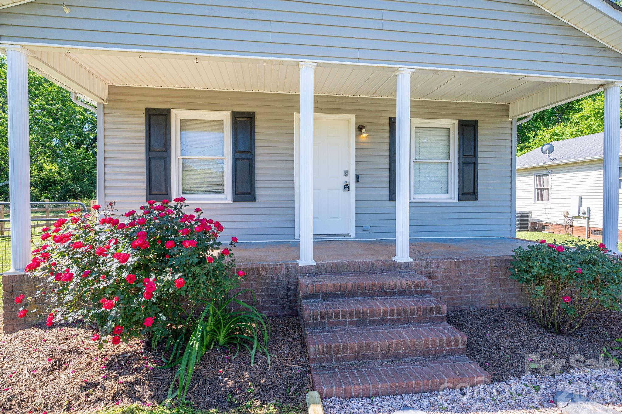 Photo 3 of 807 Willow Lane, Bessemer City, NC