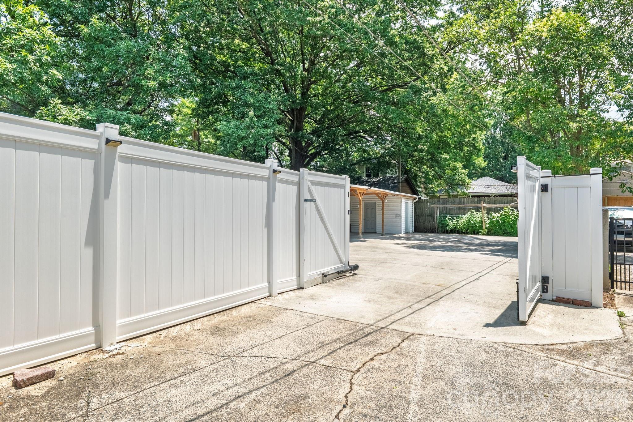 Home for sale at 2113 Scott Avenue, Charlotte, NC — photo 5 of 37