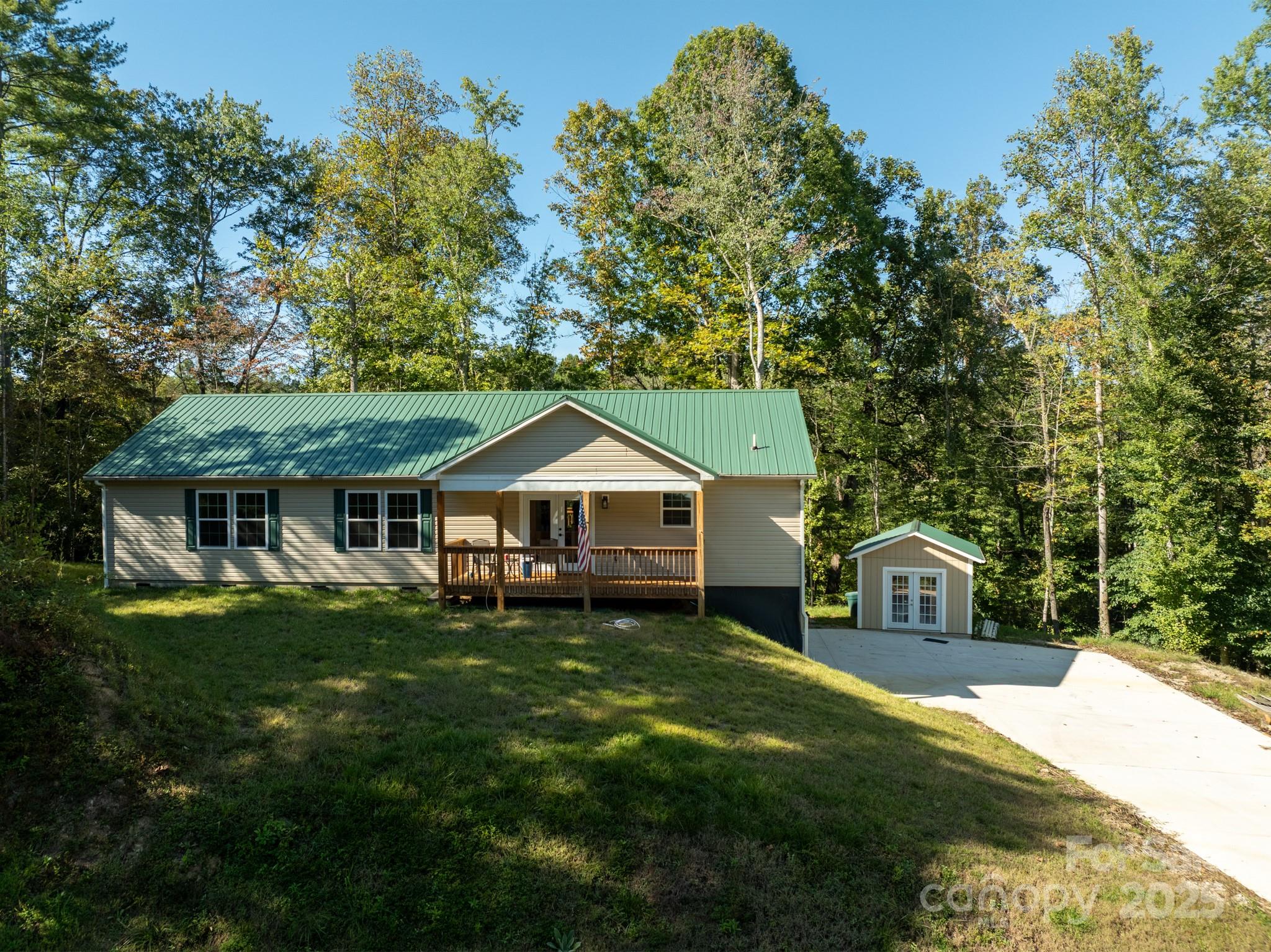 Photo 3 of 1036 Williamsburg Drive, Lenoir, NC