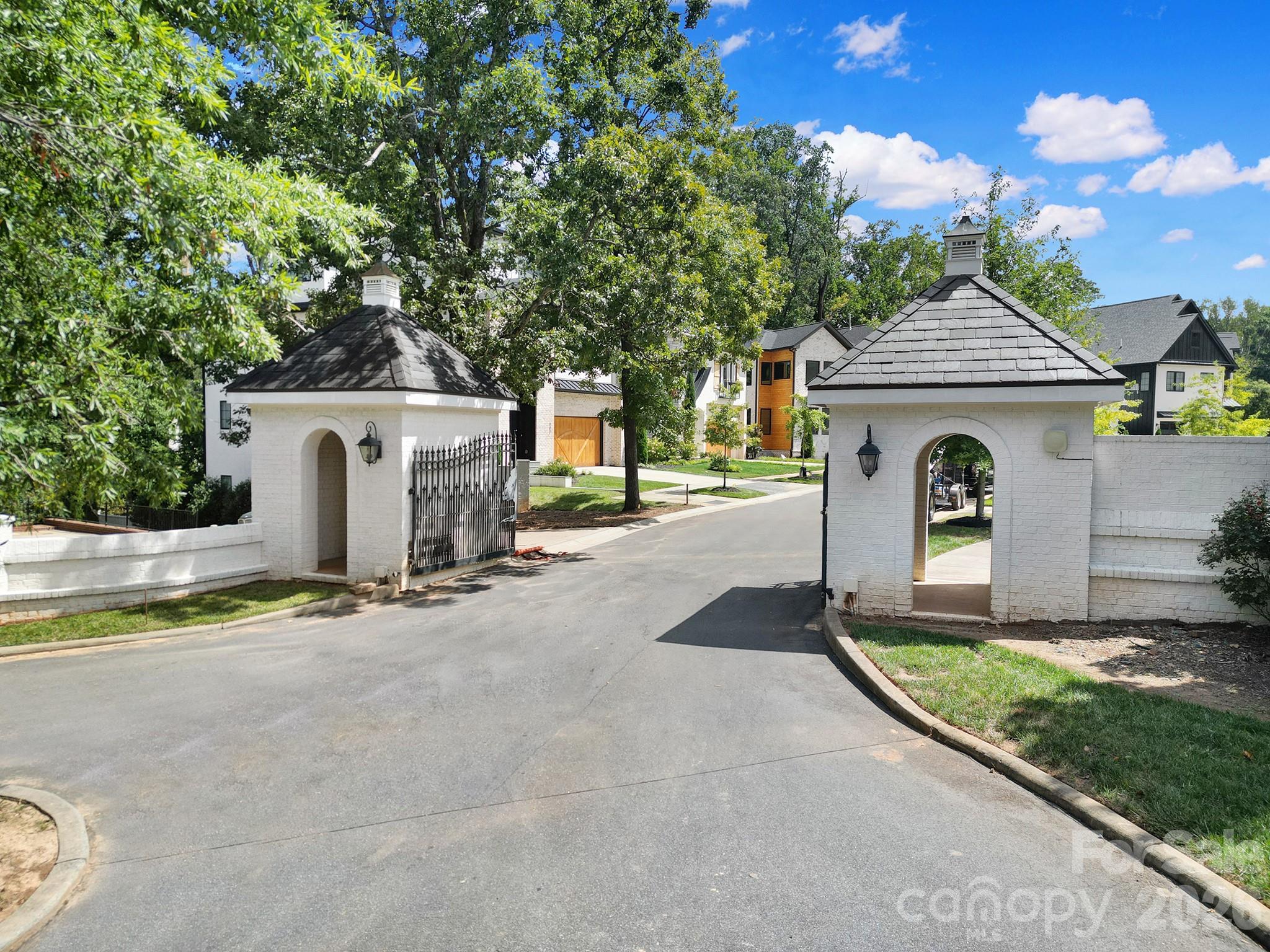 Photo 2 of 911 Laurel Creek Lane, Charlotte, NC