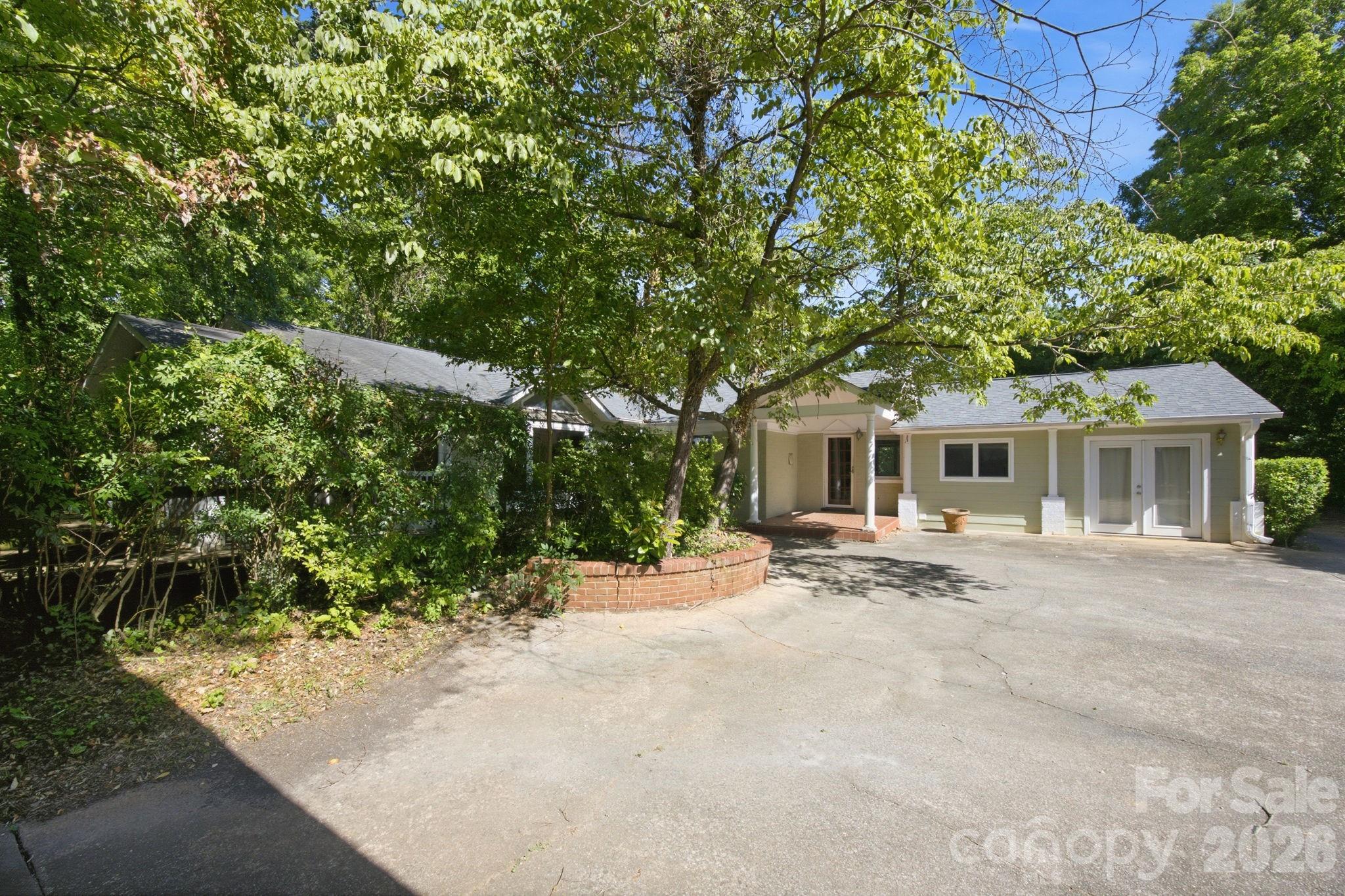 Photo 4 of 827 Jefferson Drive, Charlotte, NC