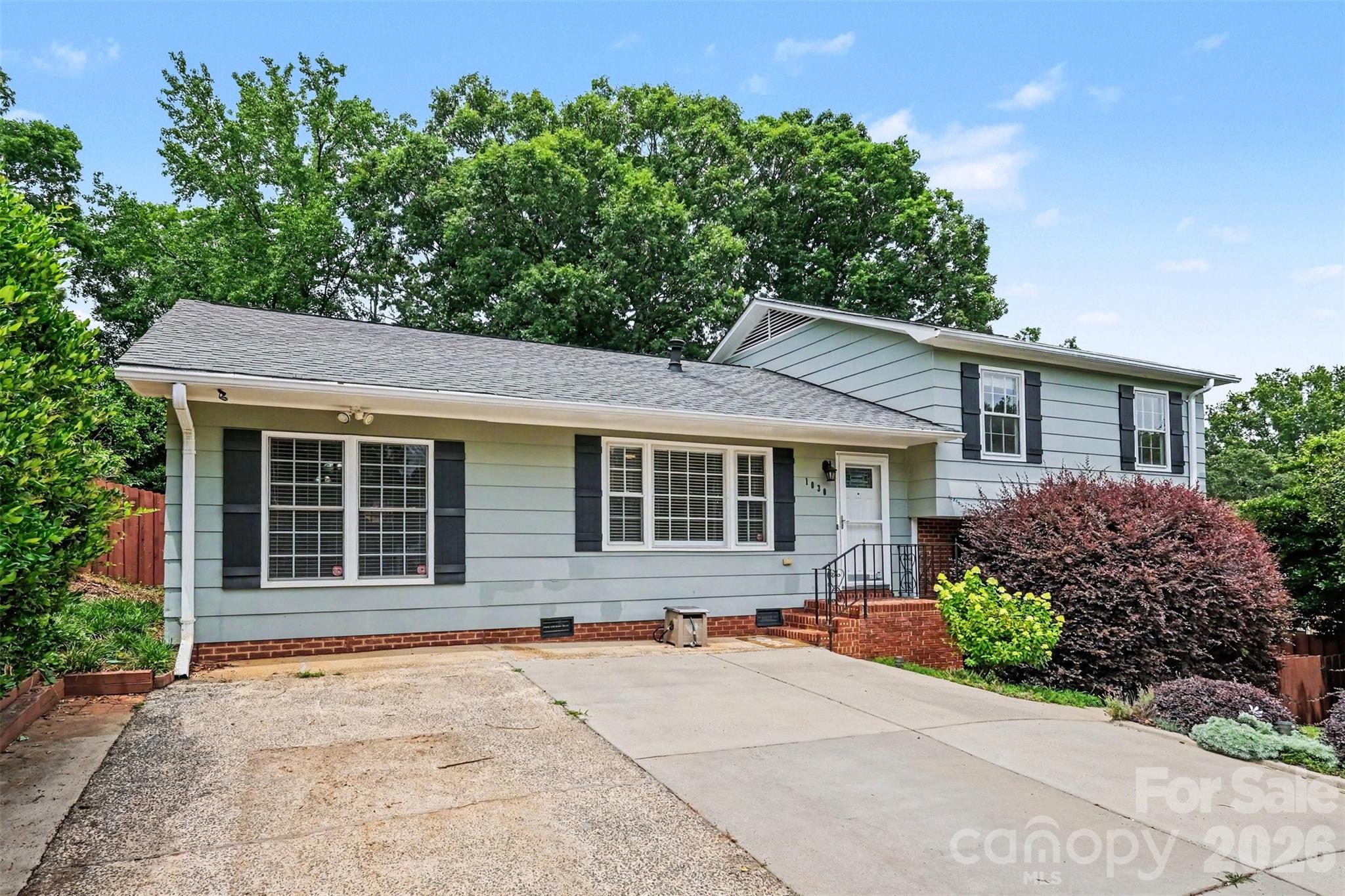 Home for sale at 1030 Mclaughlin Drive, Charlotte, NC — photo 3 of 33