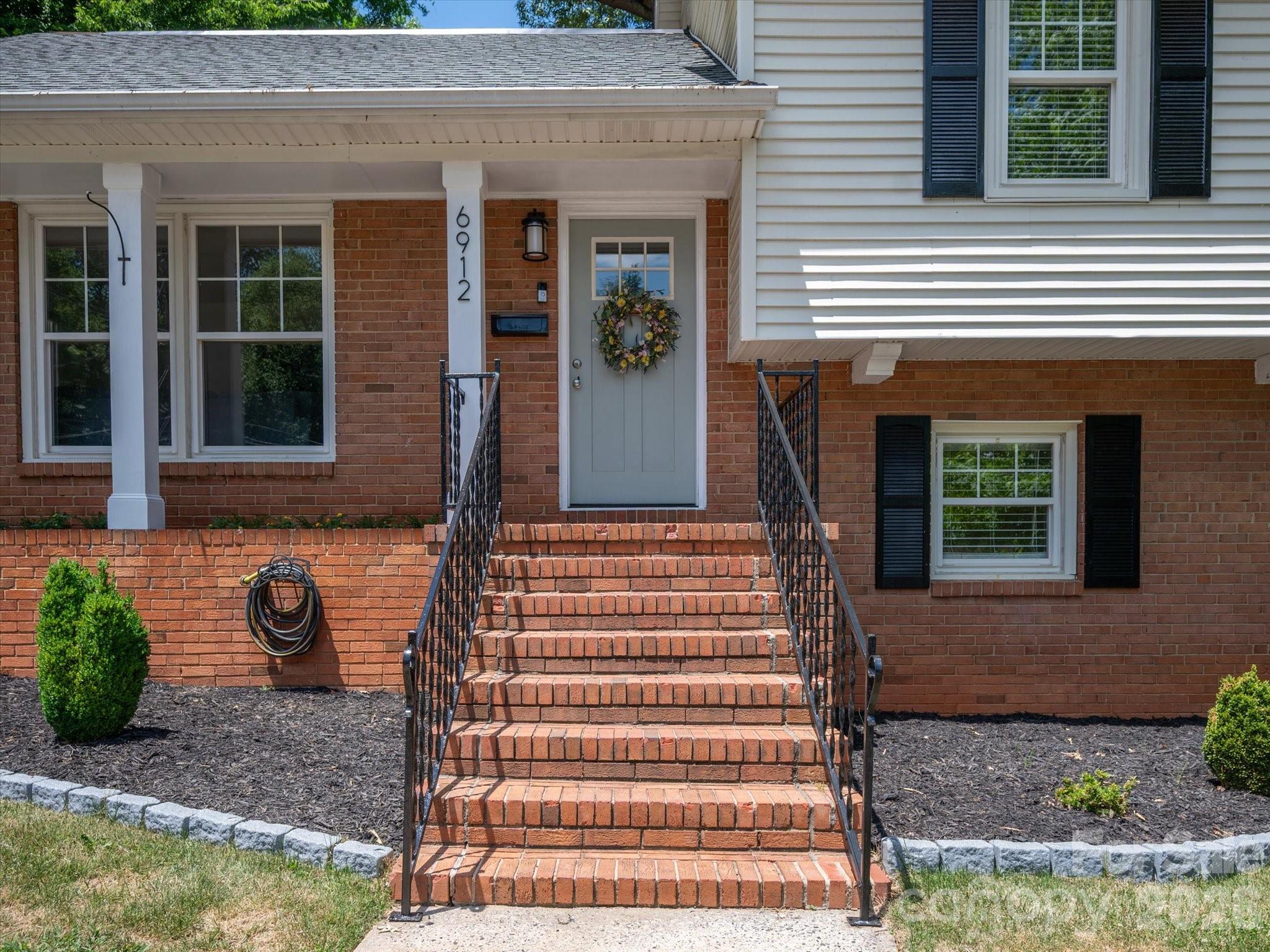 6912 Woodstock Drive, Charlotte, NC - photo 3 of 31