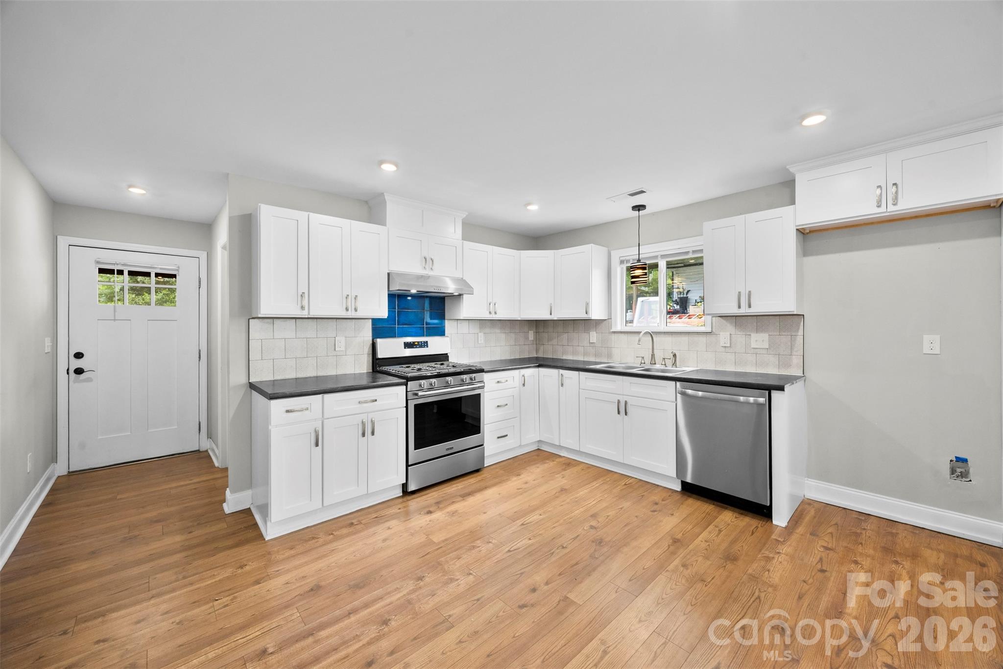 306 E Parker Street, Kings Mountain, NC - photo 3 of 25