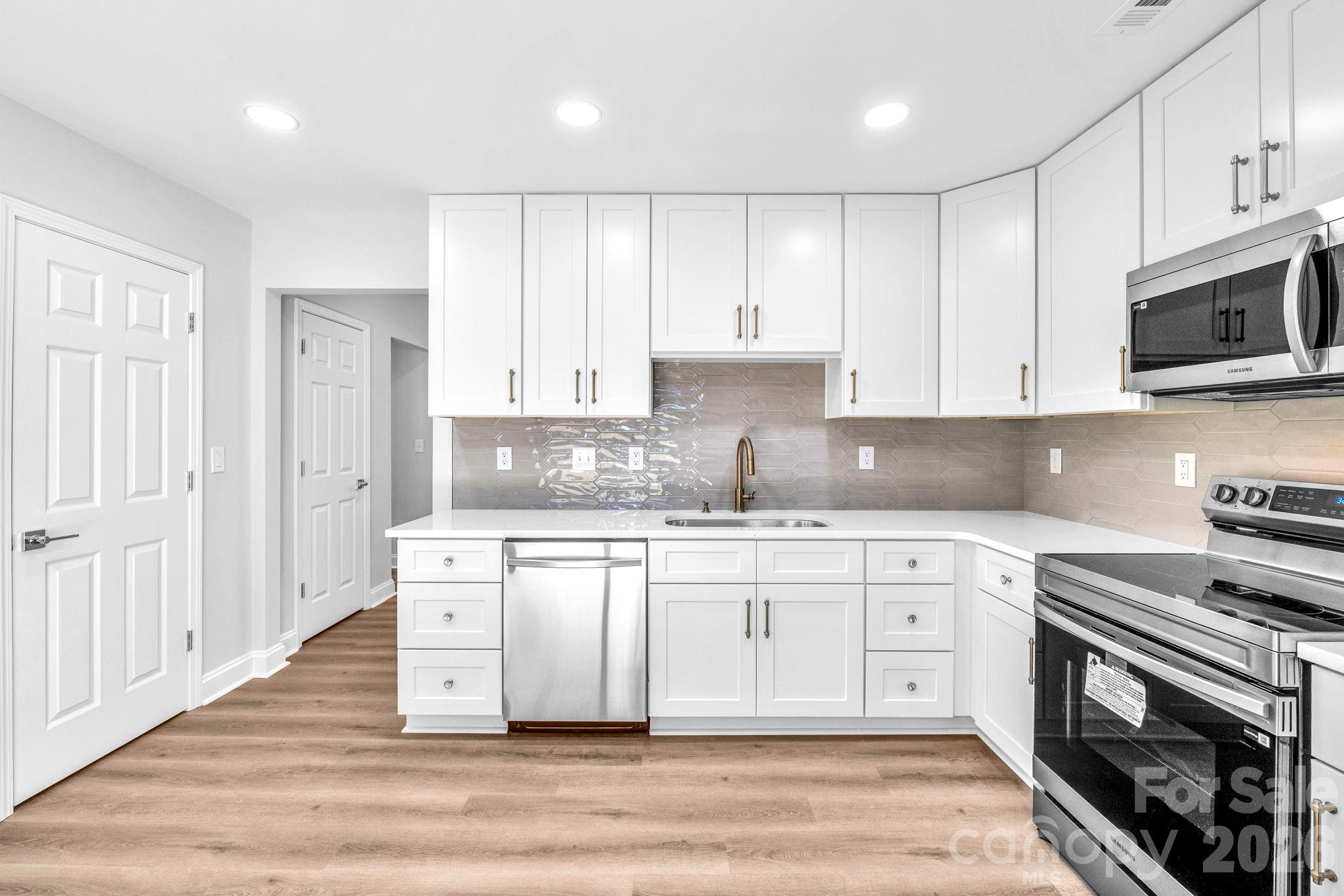 1426 Fontana Avenue, Charlotte, NC - photo 4 of 43