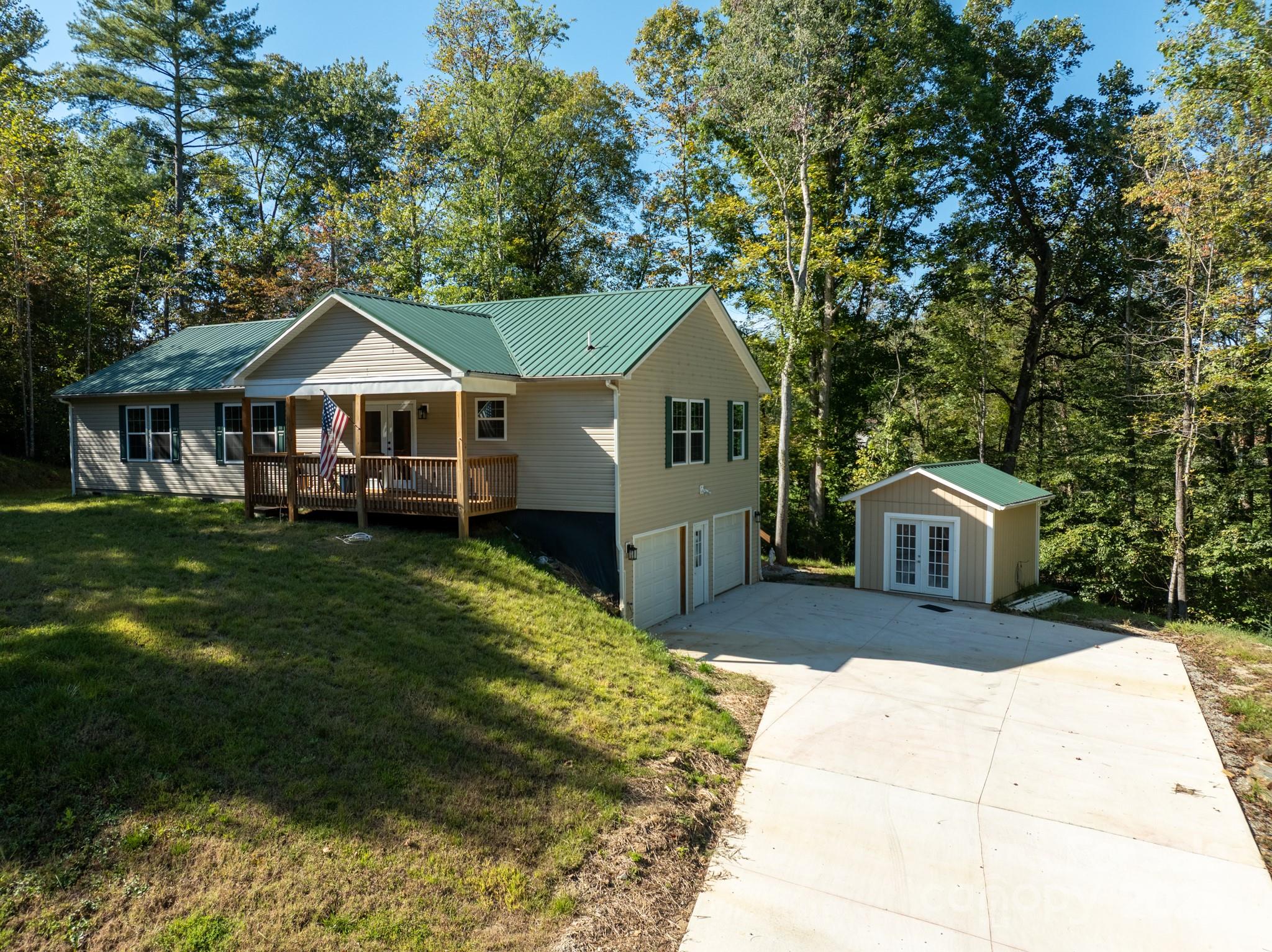 Photo 2 of 1036 Williamsburg Drive, Lenoir, NC