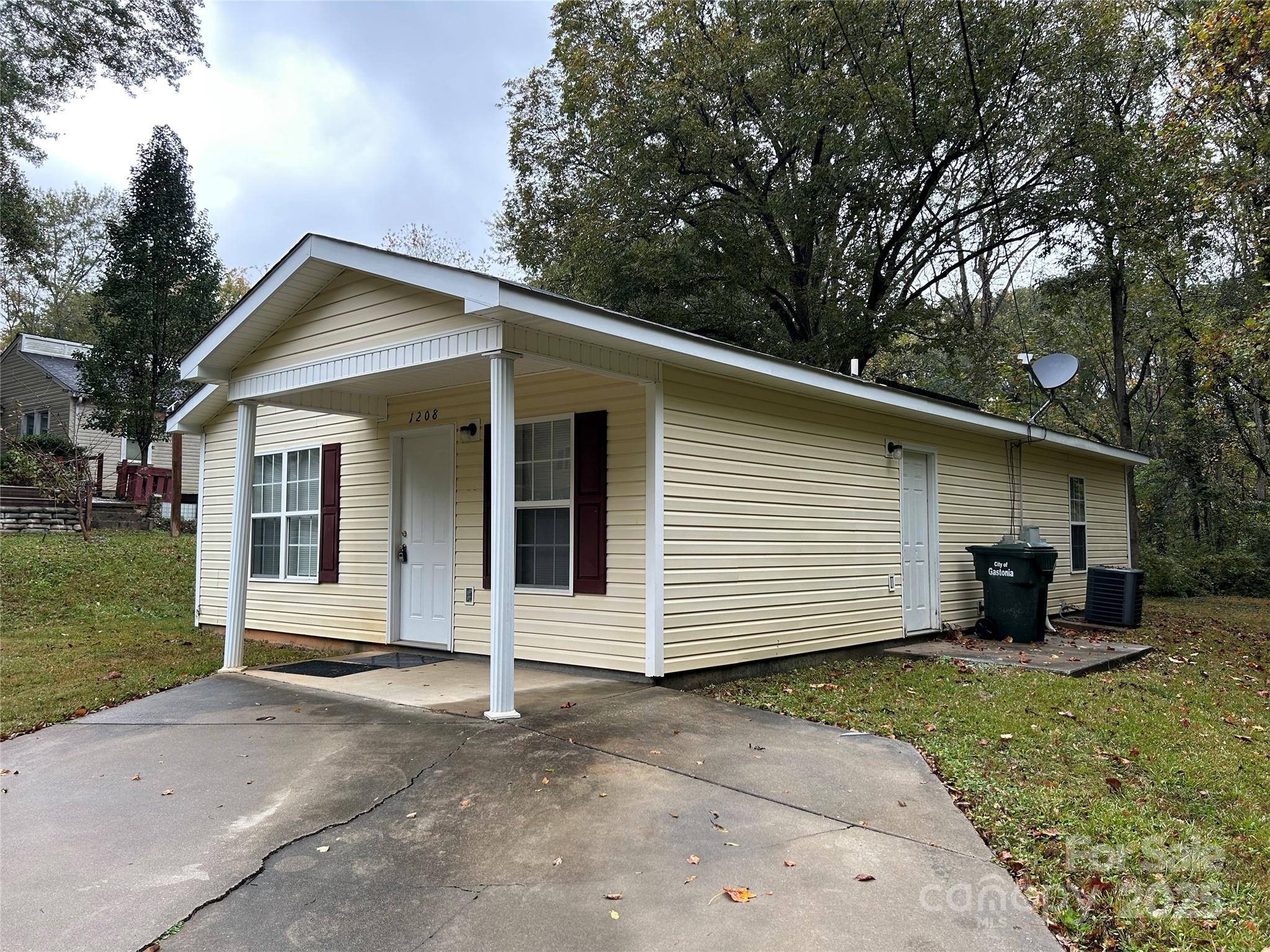 Photo 3 of 1208 W Walnut Avenue, Gastonia, NC