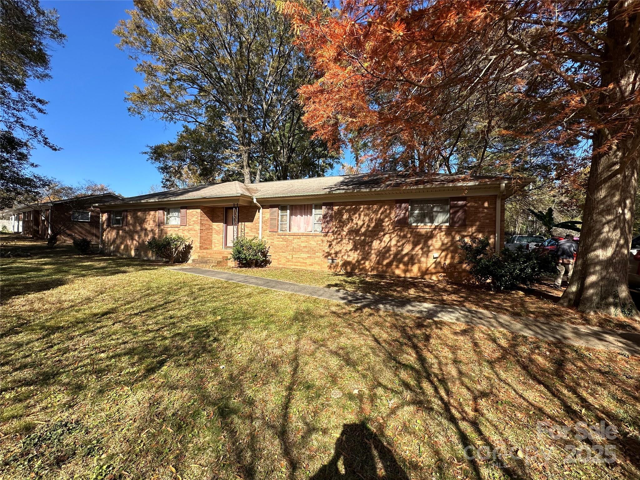 Home for sale at 6547 Louglen Circle, Charlotte, NC — photo 1 of 2