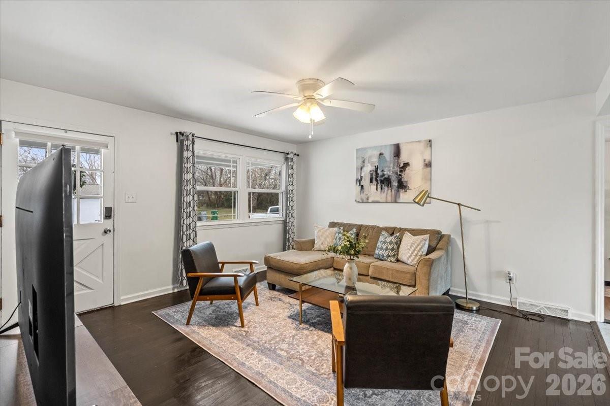 Photo 4 of 4930 Crestmont Drive, Charlotte, NC